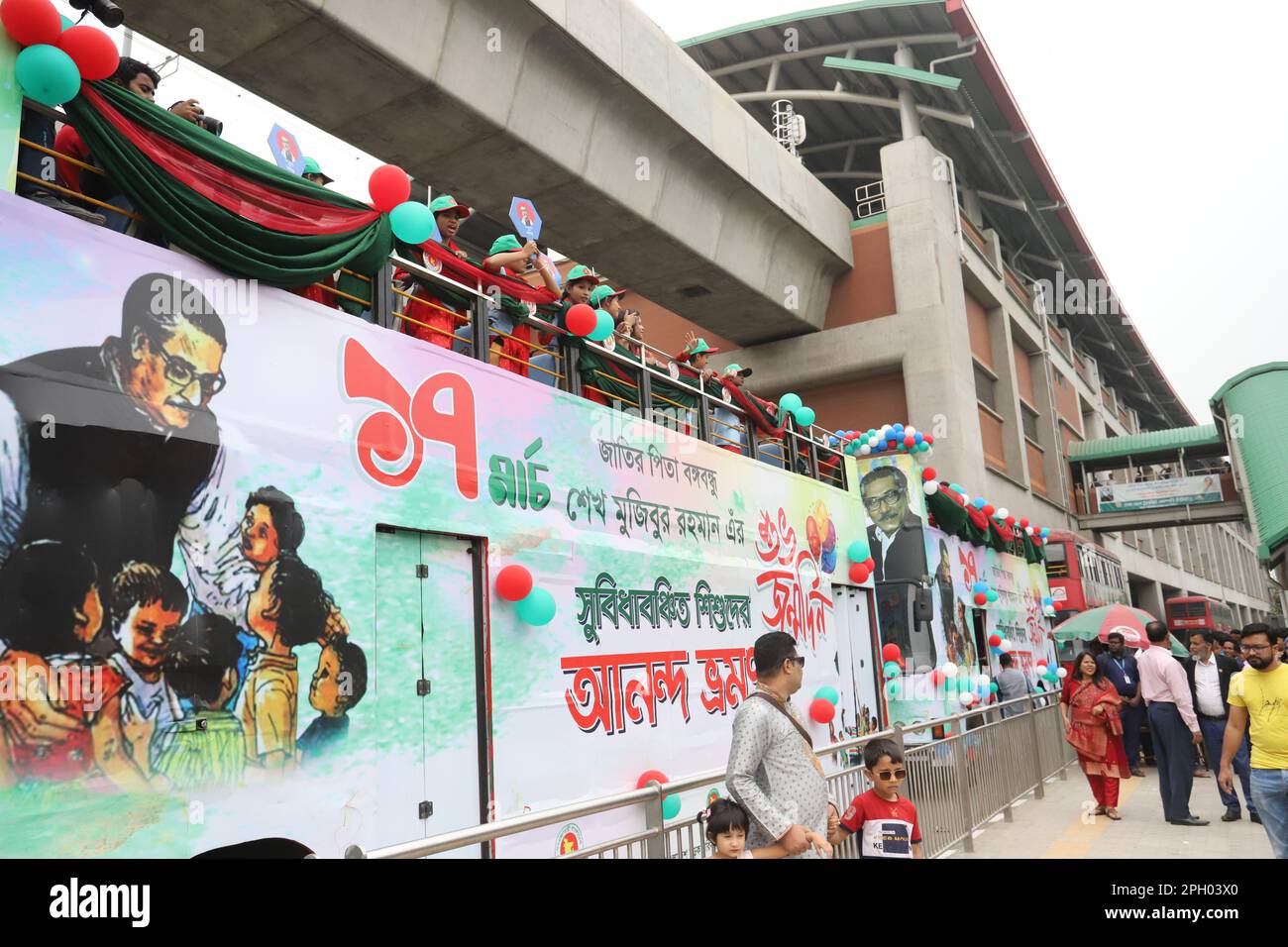 Dhaka Mass Transit Company Limited organisierte eine Fahrt mit der U ...