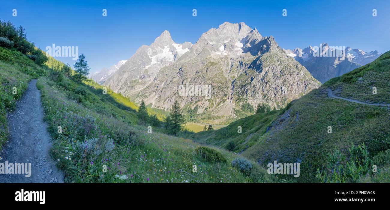 Das Panorama des Val Ferret Tals in Italien und die Gipfel Aiguille de ...