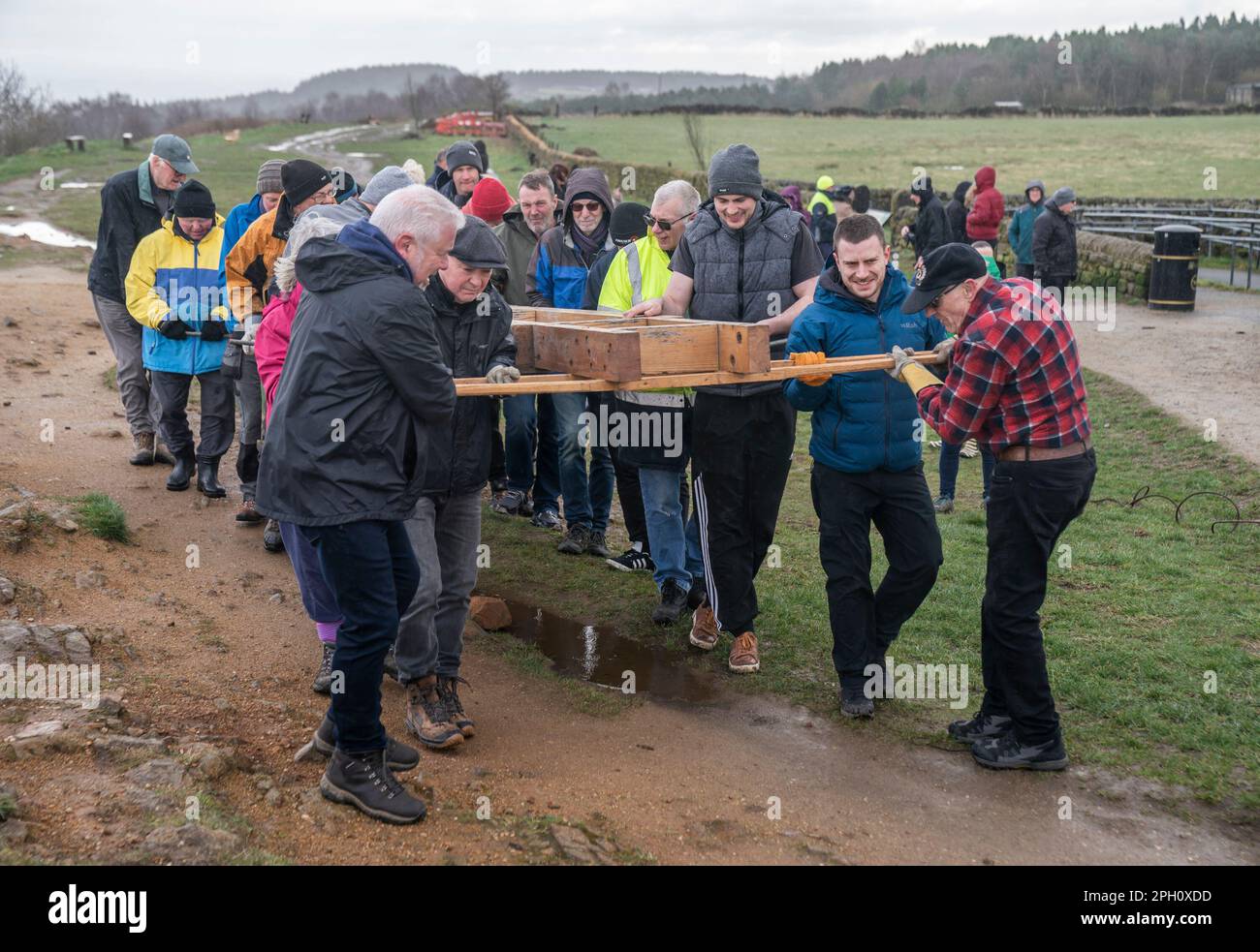 Christen errichten vor Ostern ein 30 Meter hohes Kreuz auf dem Gipfel ...