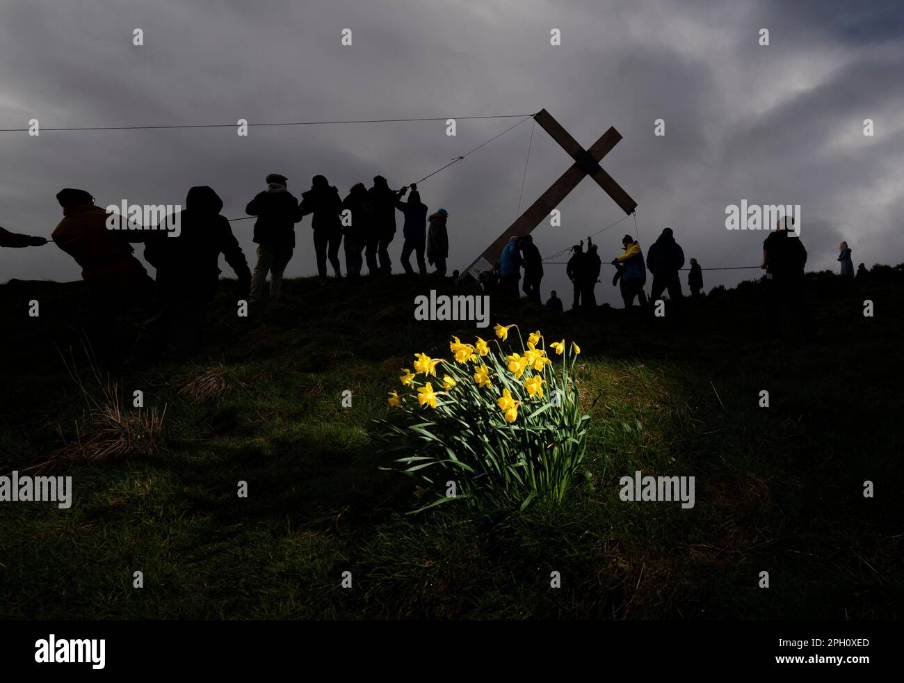 Christen errichten vor Ostern ein 30 Meter hohes Kreuz auf dem Gipfel ...