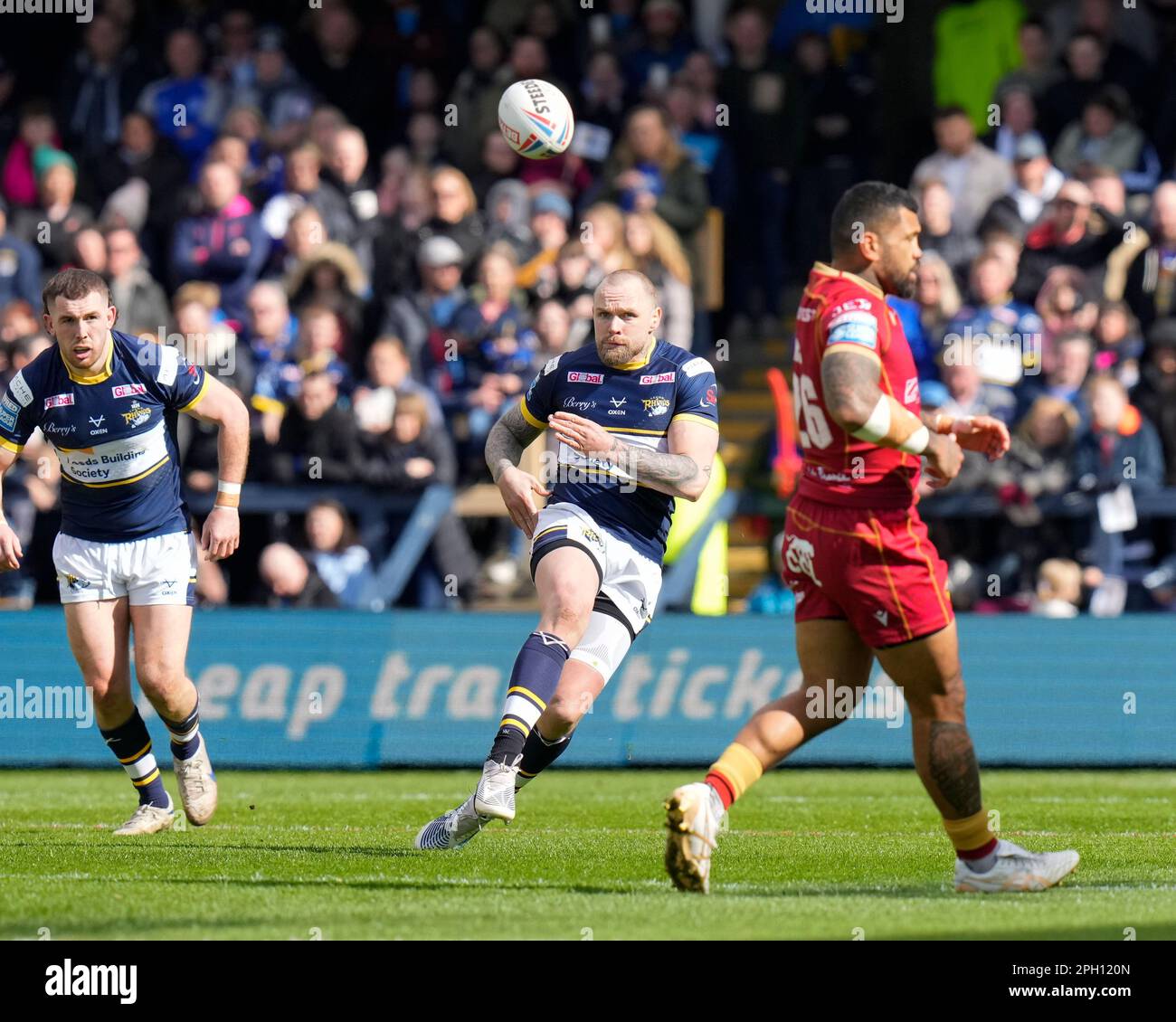 Blake Austin #6 von Leeds Rhinos startet beim Spiel Leeds Rhinos vs ...