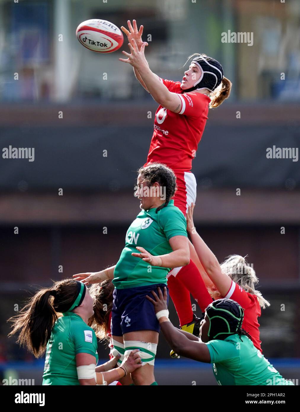 Beth Lewis (oben) von Wales gewinnt beim TikTok Women's Six Nations ...