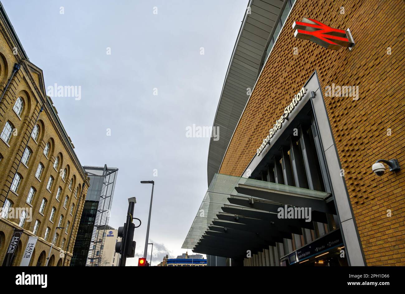 London, UK: Eingang zum Bahnhof London Bridge auf der Tooley Street ...