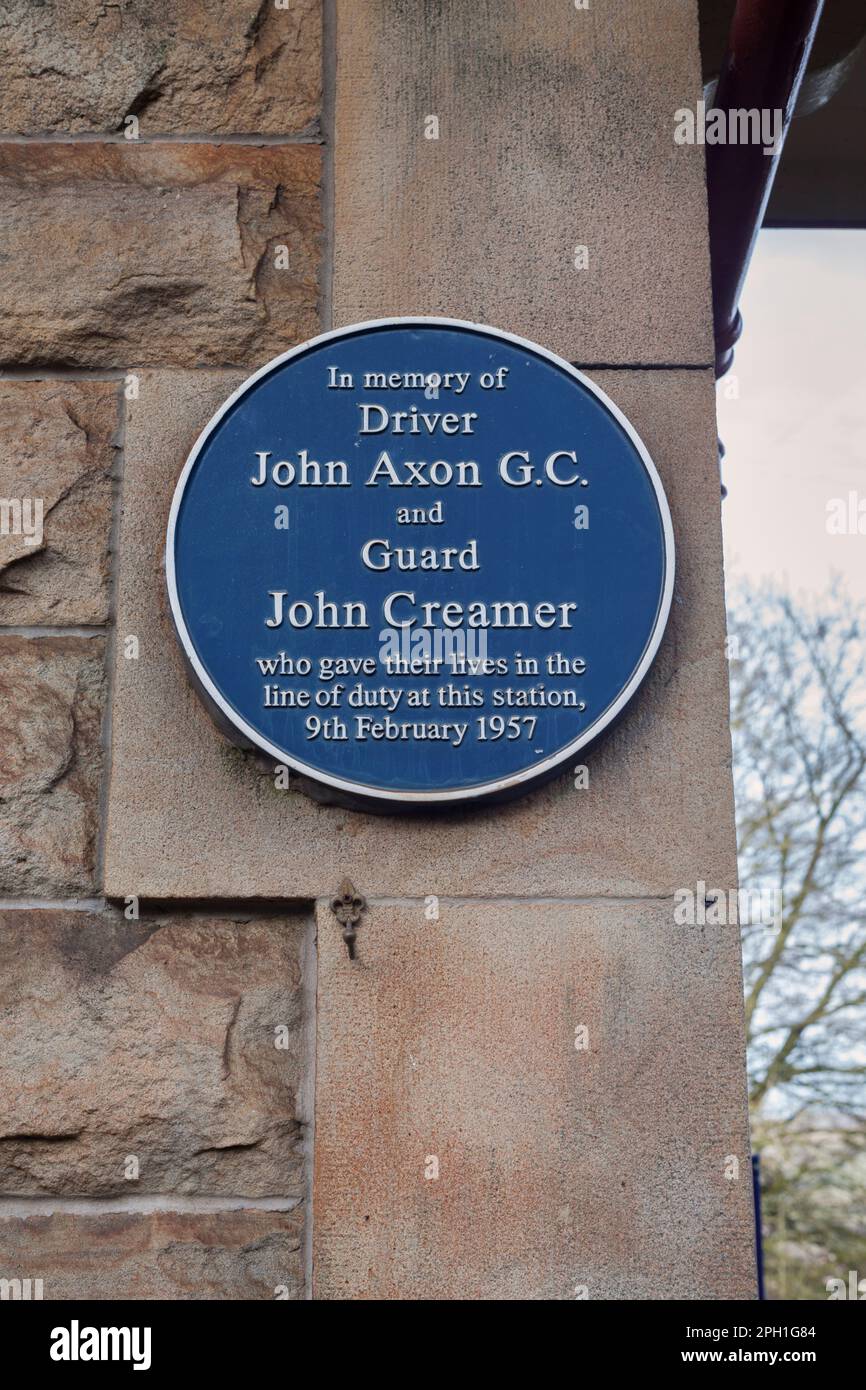 Chapel-en-Le-Frith Bahnhof, Gedenktafel zum Gedenken an Fahrer John ...