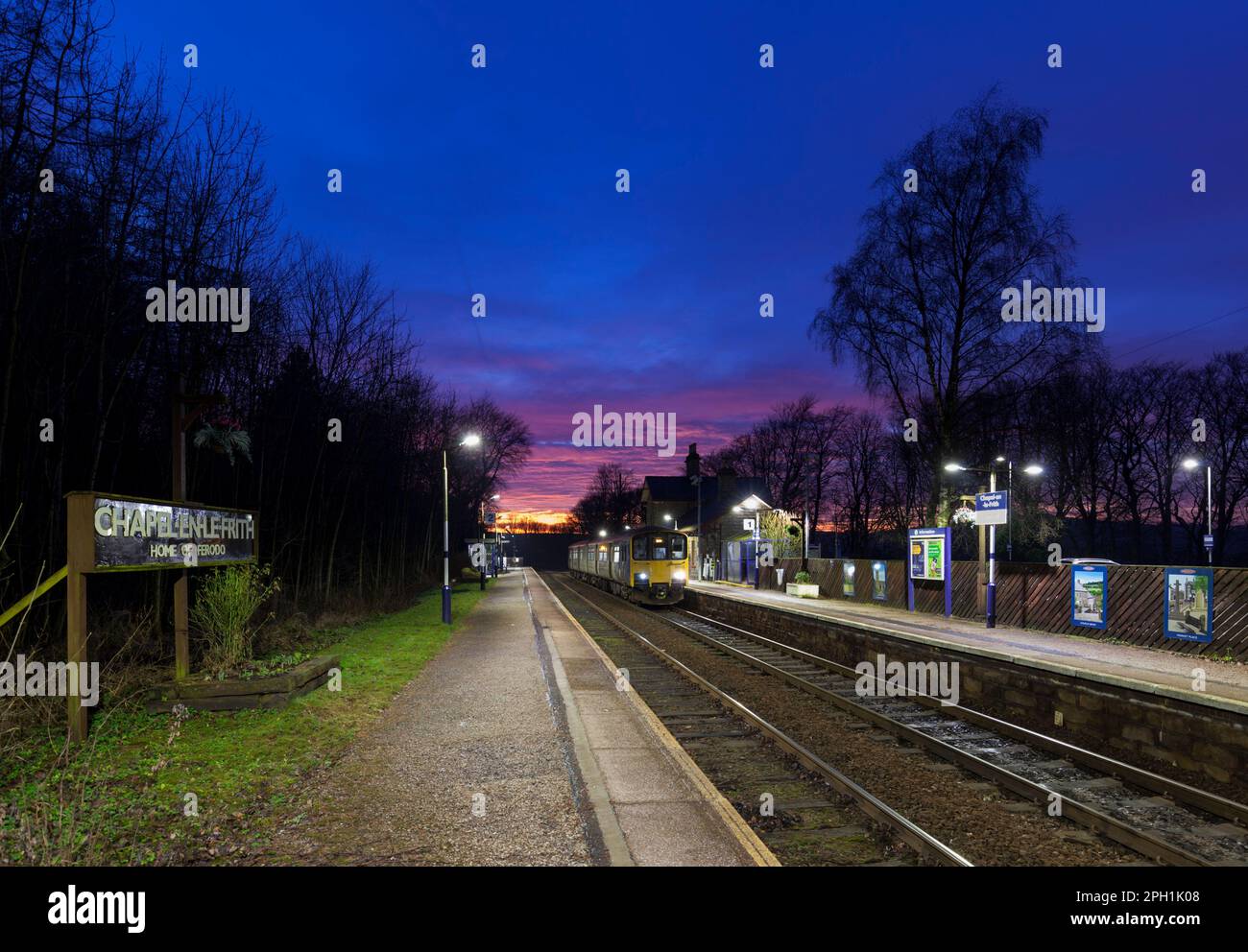 Der Zug der Northern Rail Klasse 150 DMU fährt zum kleinen Bahnhof ...