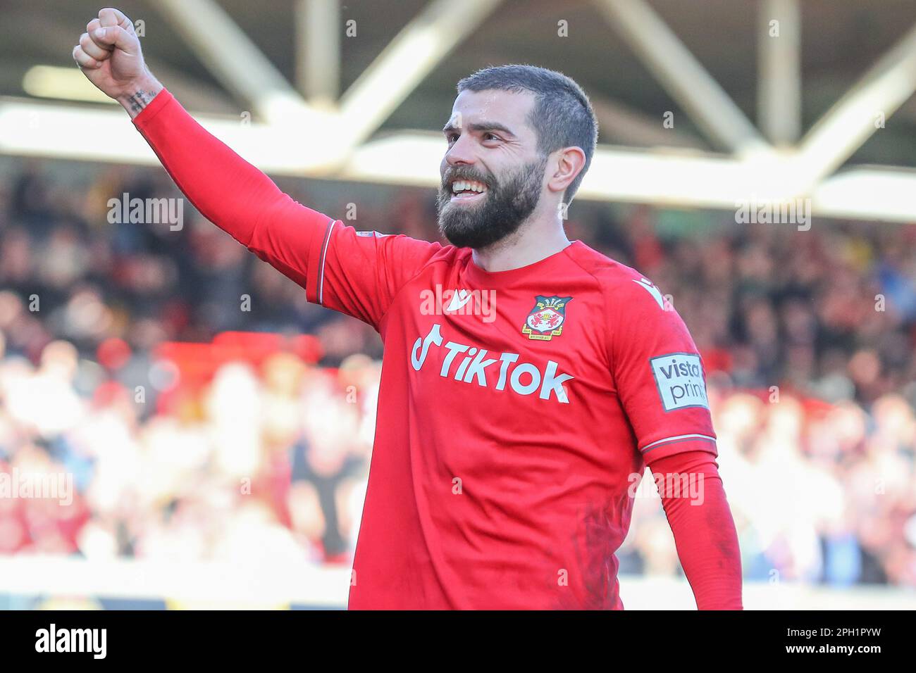 Elliot Lee #38 von Wrexham feiert sein Ziel, es beim Vanarama National ...