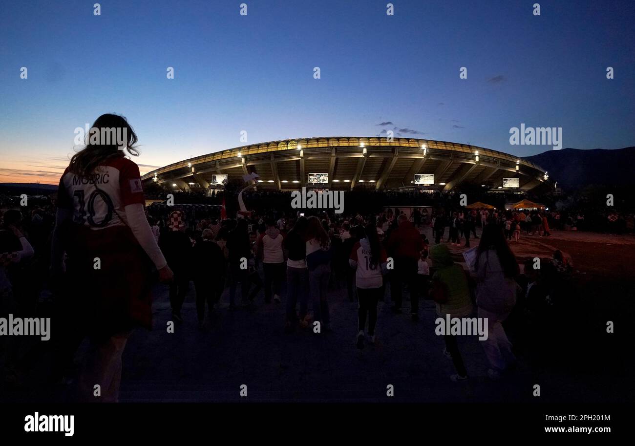 Fans kommen zum Qualifikationsspiel der UEFA Euro 2024 Group D im ...