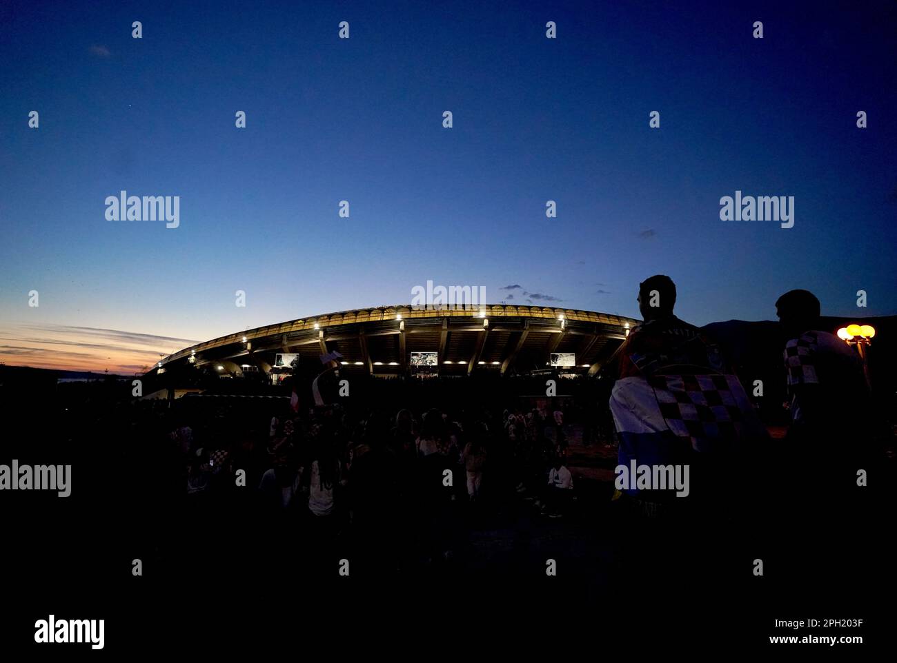 Fans kommen zum Qualifikationsspiel der UEFA Euro 2024 Group D im ...
