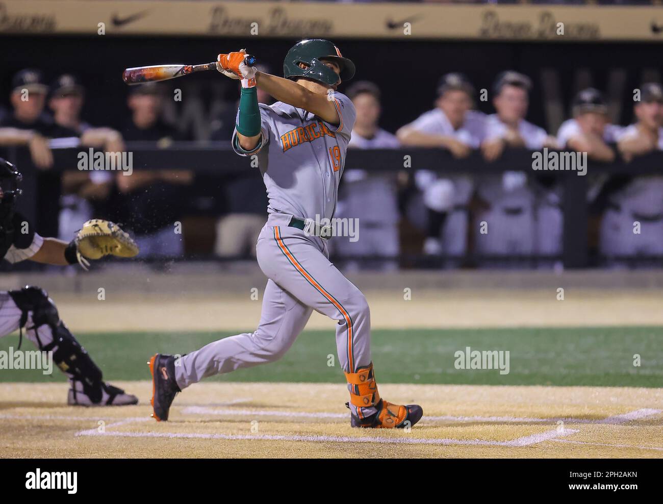 24. März 2023: University of Miami Junior Dominic Pitelli (19) schwingt ...