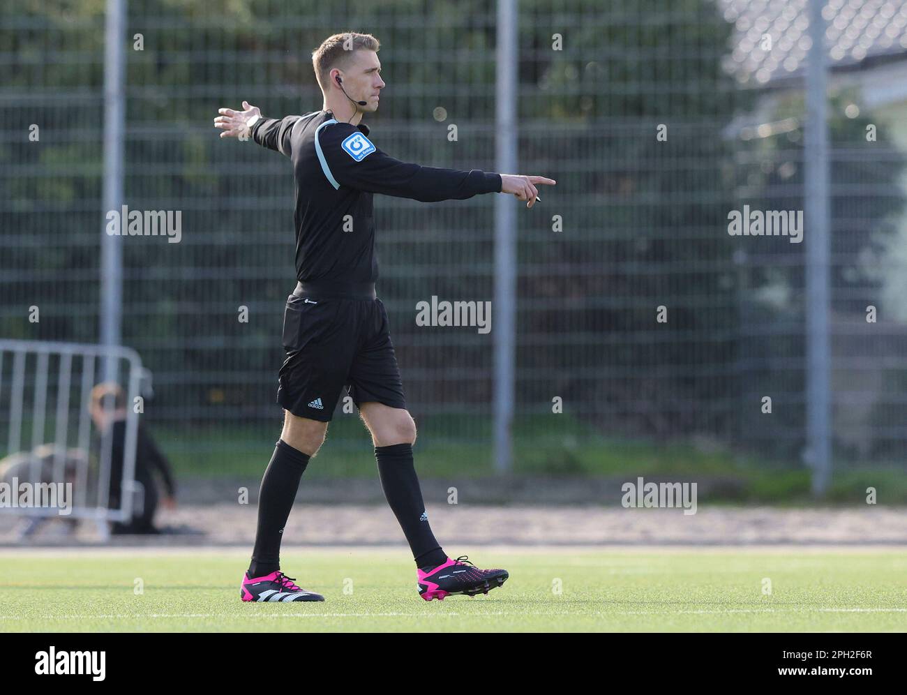 Dfb schiedsrichter deniz aytekin als beobachter -Fotos und ...