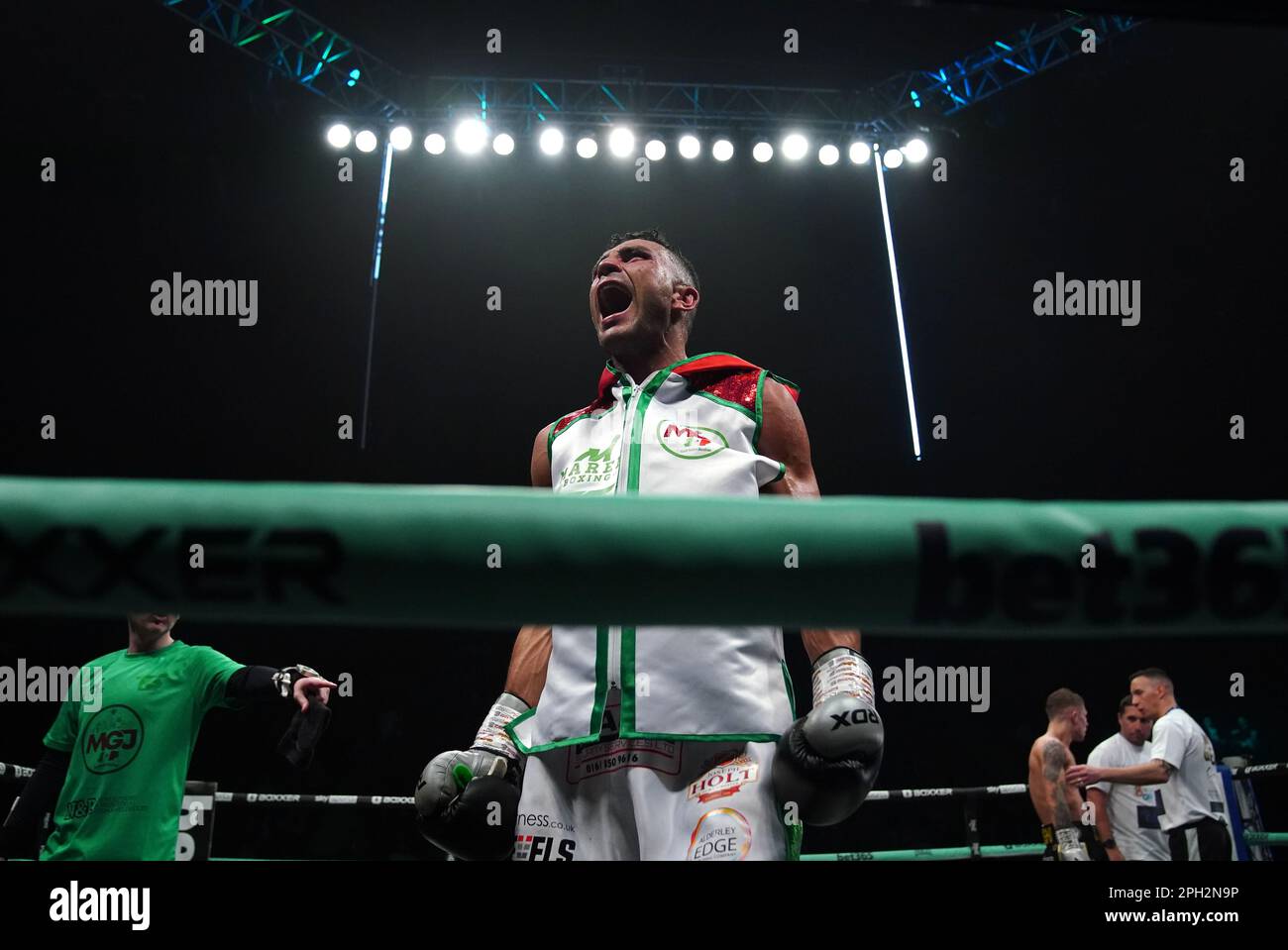 Michael Gomez Jr feiert den Sieg im BBBofC English Super Featherweight ...