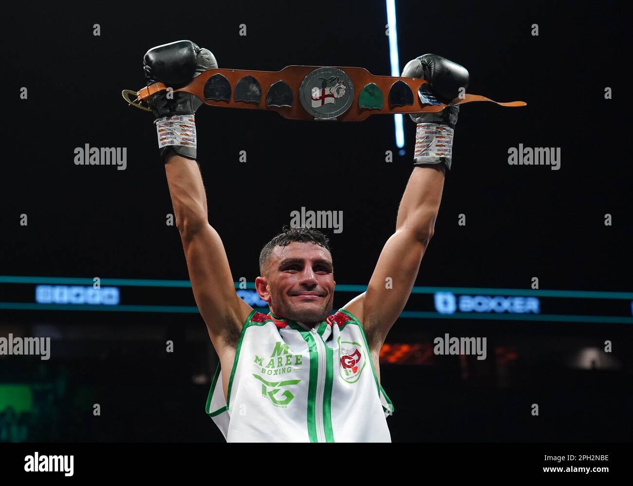 Michael Gomez Jr feiert den Sieg im BBBofC English Super Featherweight ...