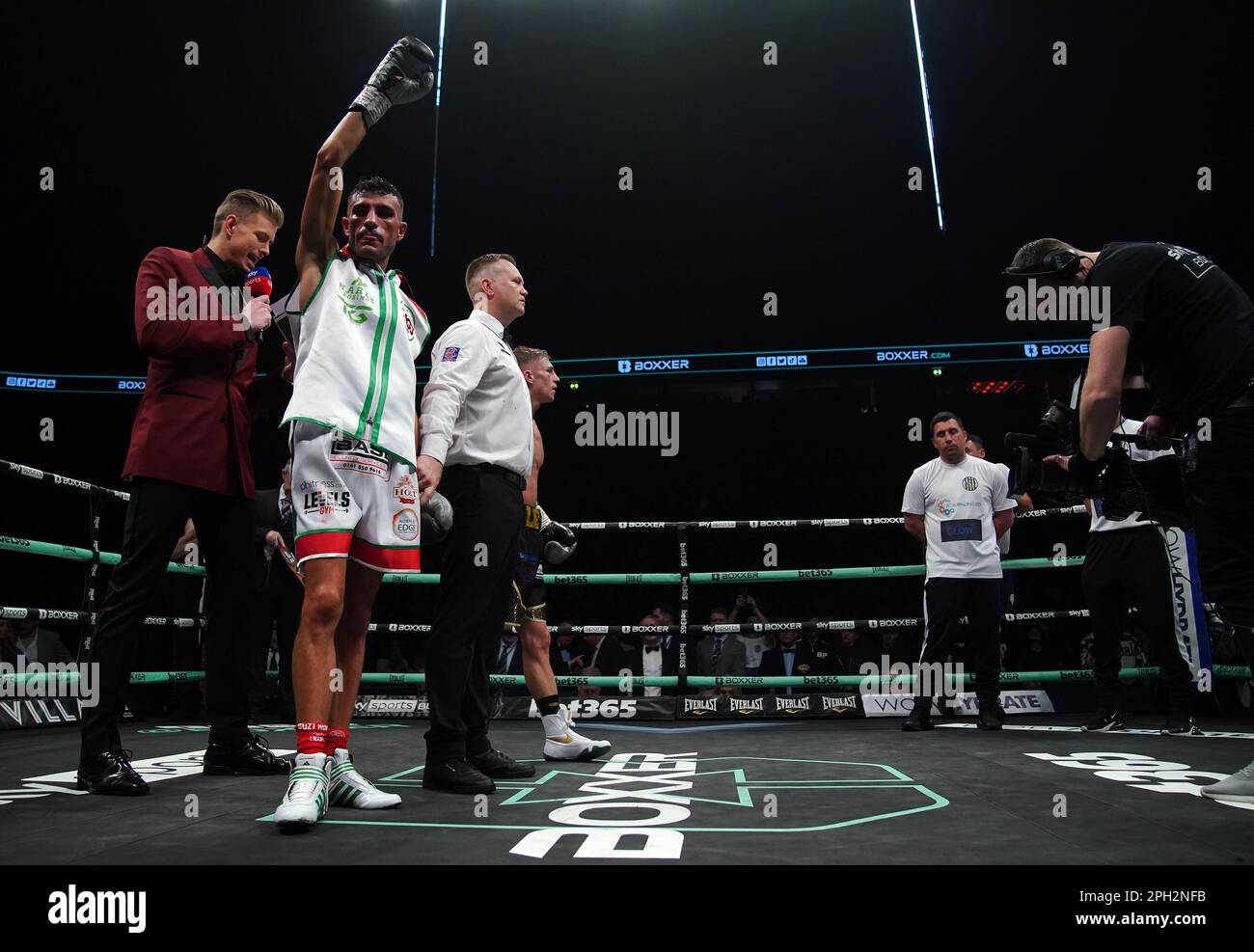 Michael Gomez Jr feiert den Sieg im BBBofC English Super Featherweight ...