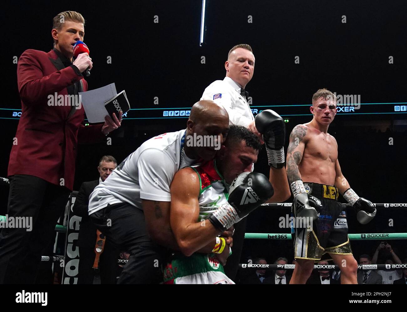 Michael Gomez Jr feiert den Sieg im BBBofC English Super Featherweight ...