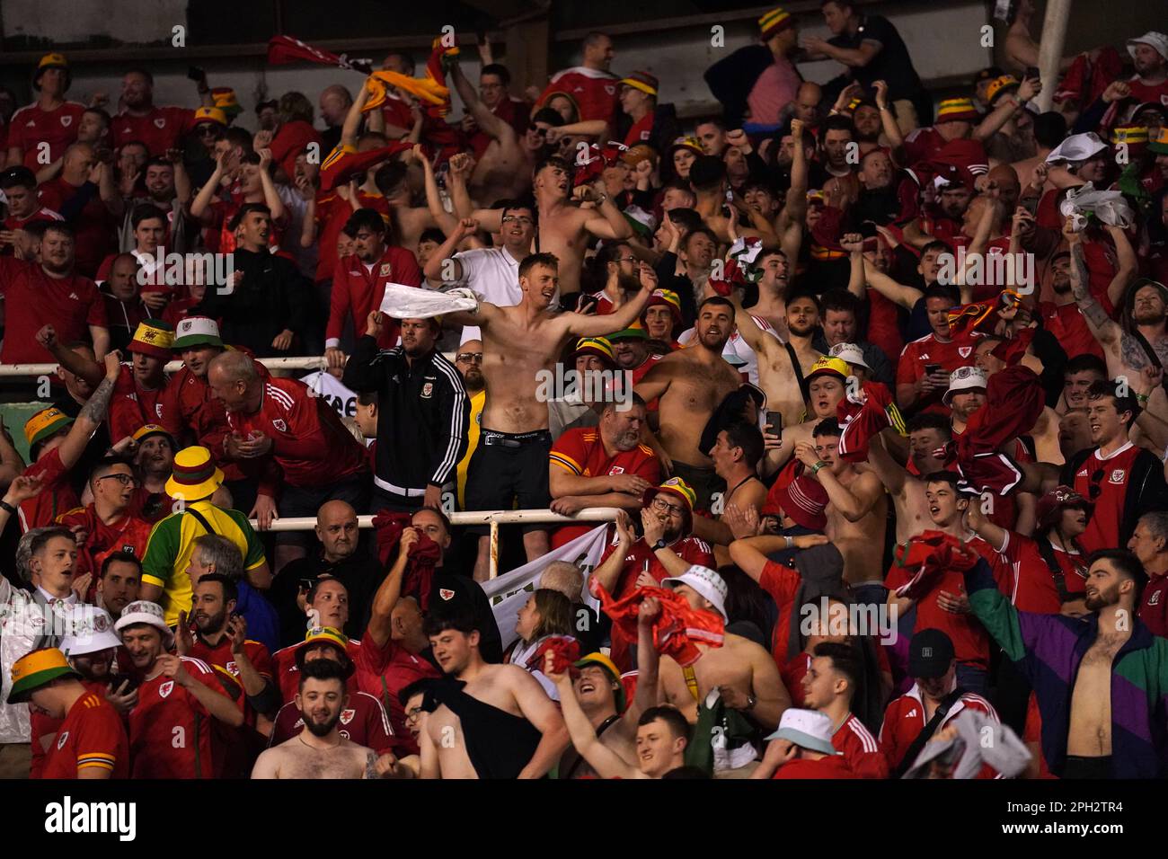 Wales-Fans feiern nach dem Qualifikationsspiel der UEFA Euro 2024 Group ...