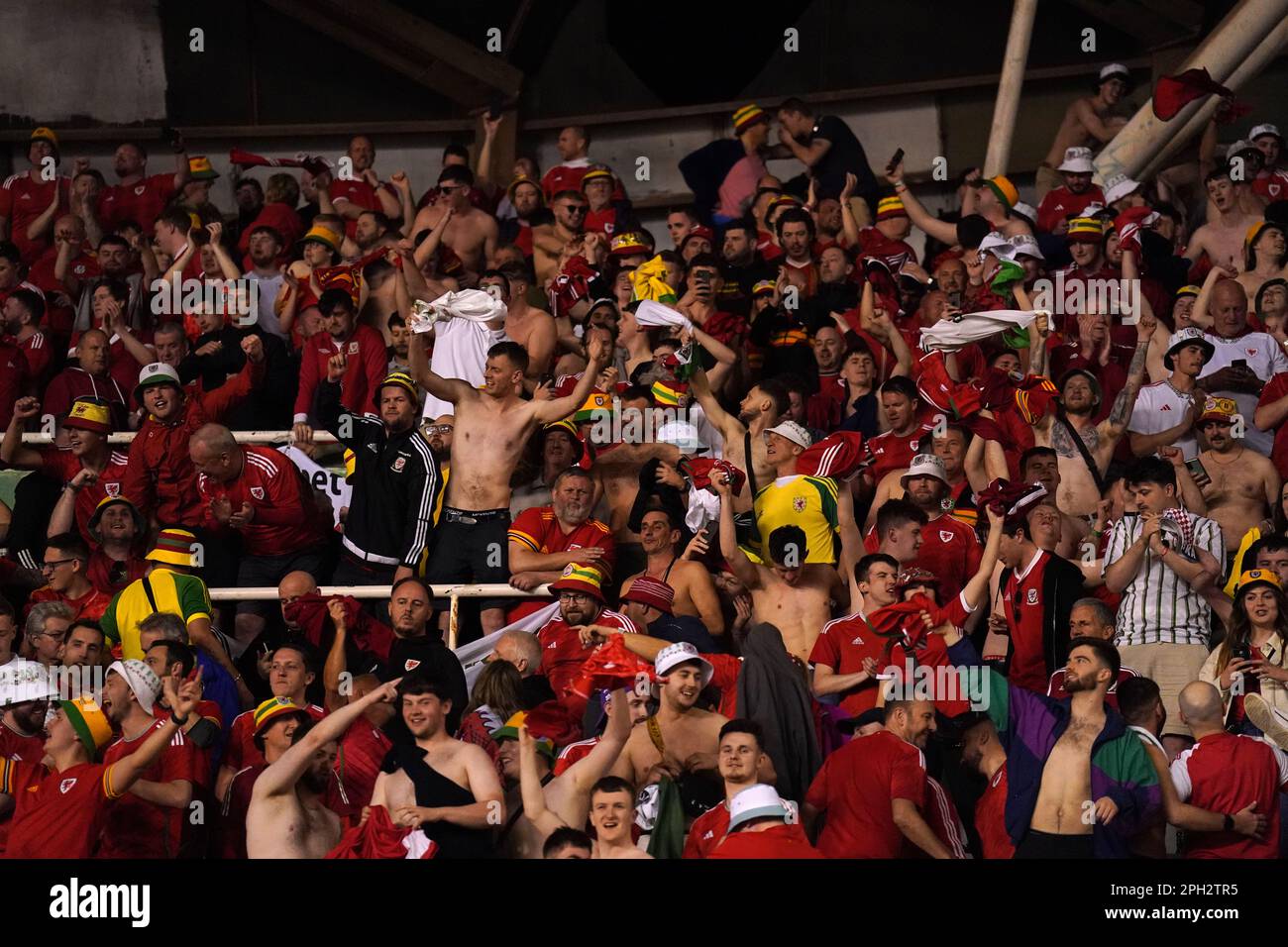 Wales-Fans feiern nach dem Qualifikationsspiel der UEFA Euro 2024 Group ...