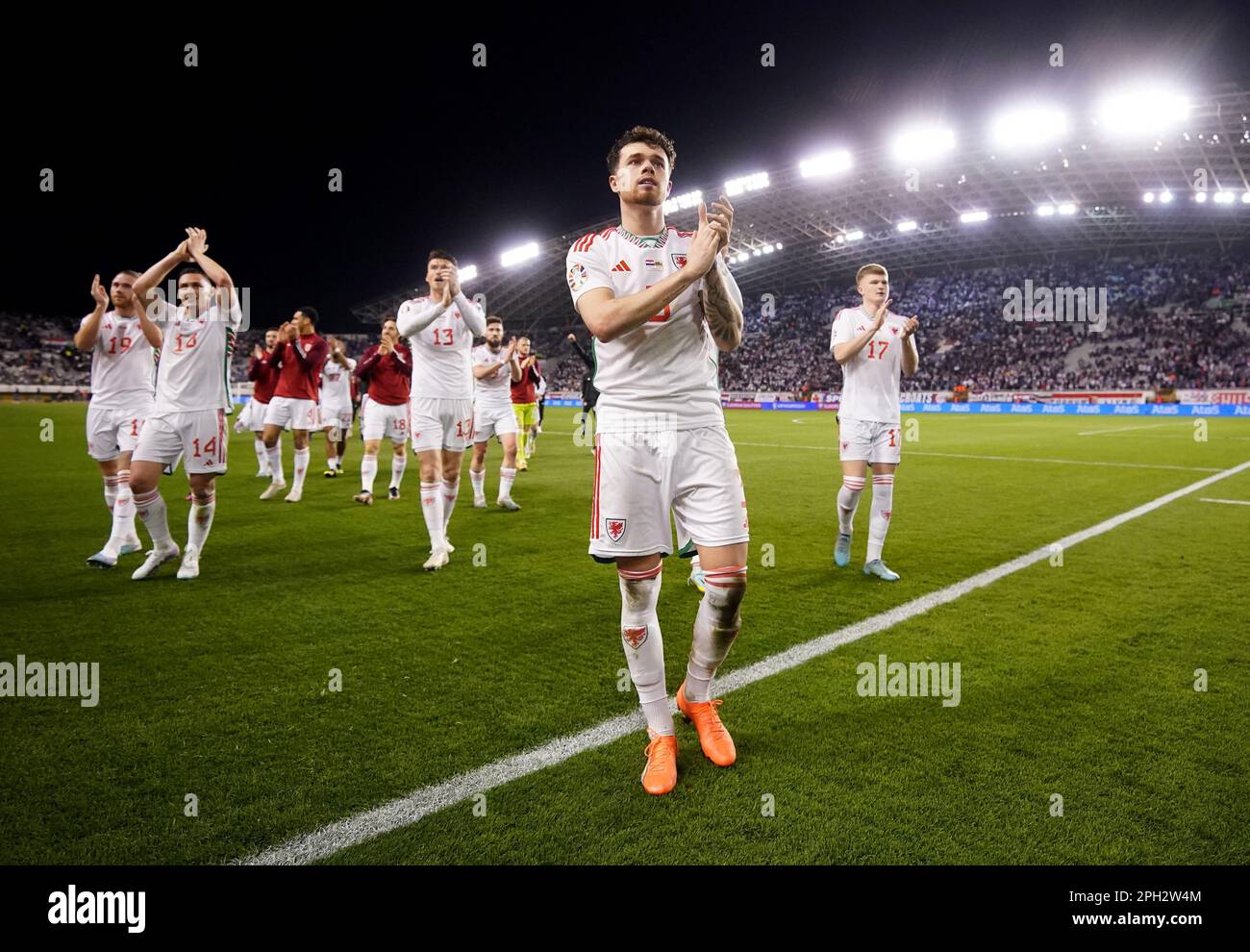Wales' Neco Williams feiert nach dem Qualifikationsspiel der UEFA Euro ...