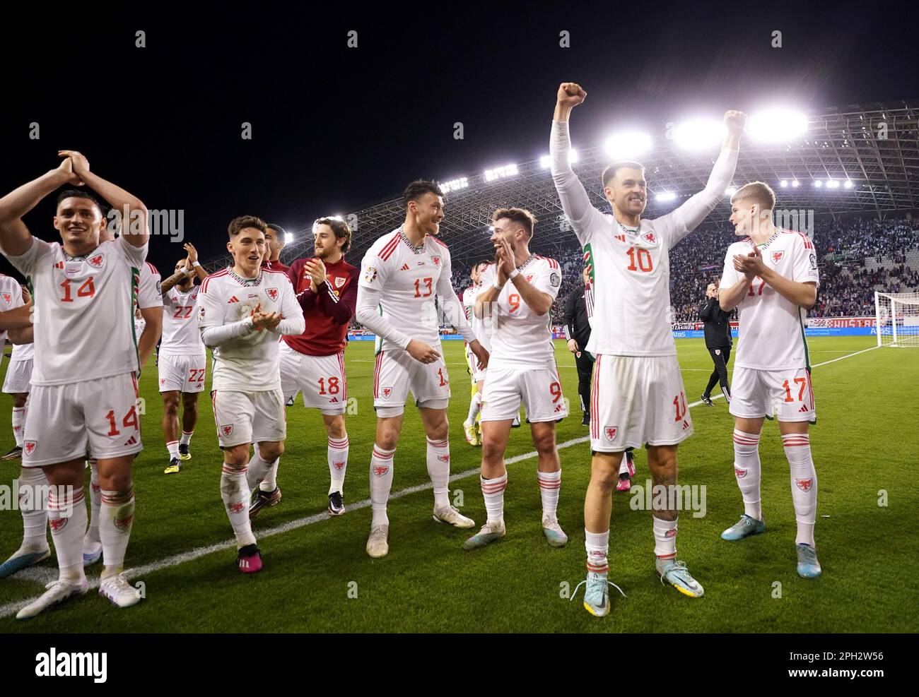 Wales feiert nach dem Qualifikationsspiel der UEFA Euro 2024 Group D im ...