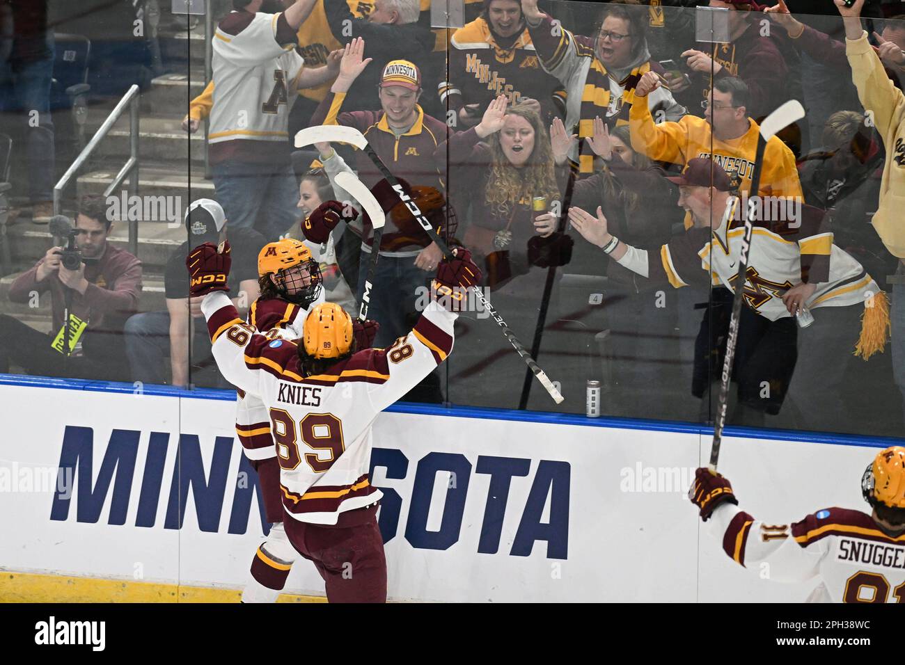 Minnesota Gophers Forward Logan Cooley (92) feiert, während des ...