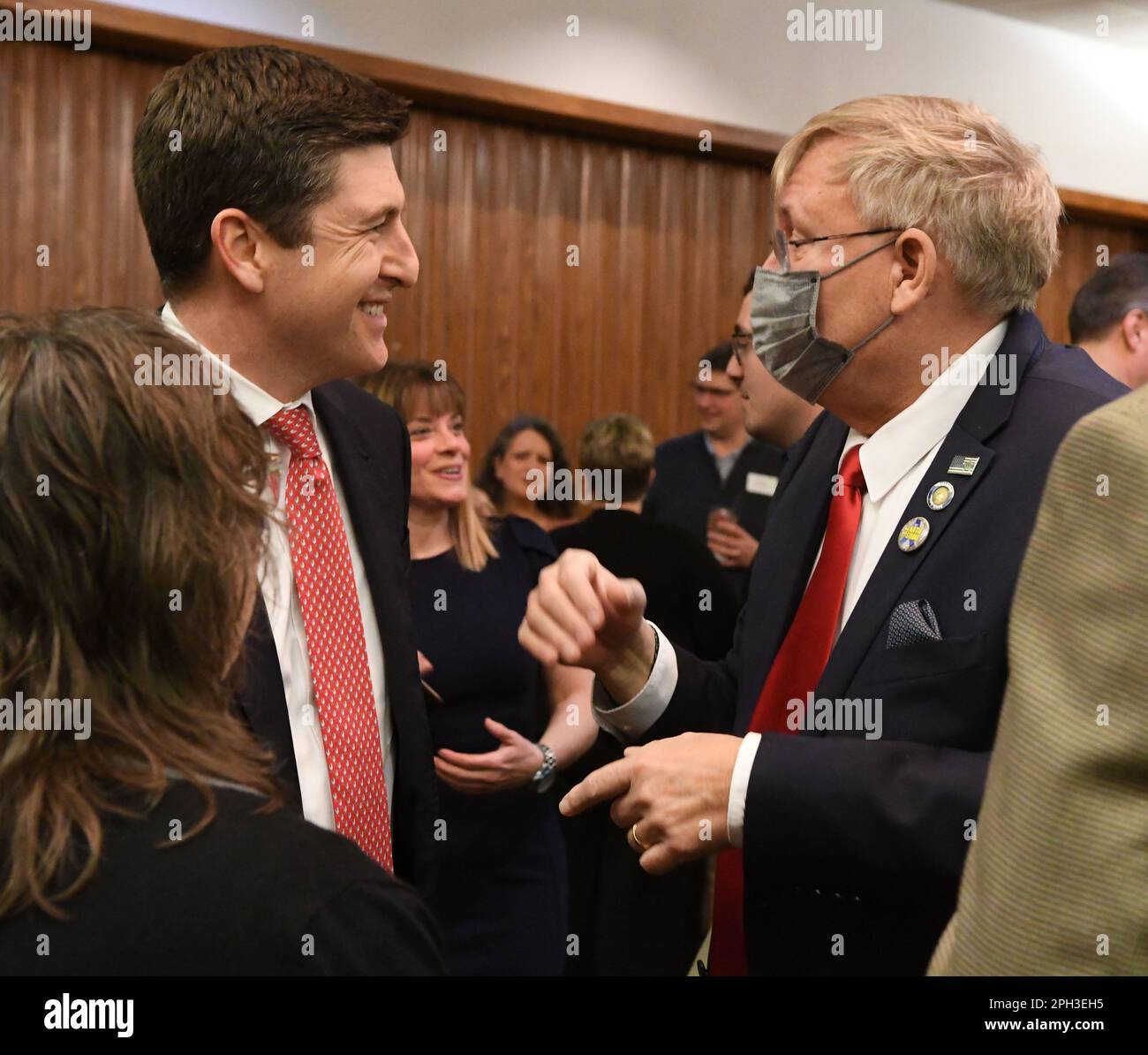 Mount Pleasant, Wisconsin, USA. 25. März 2023. KONG. BRYAN STEIL (R ...