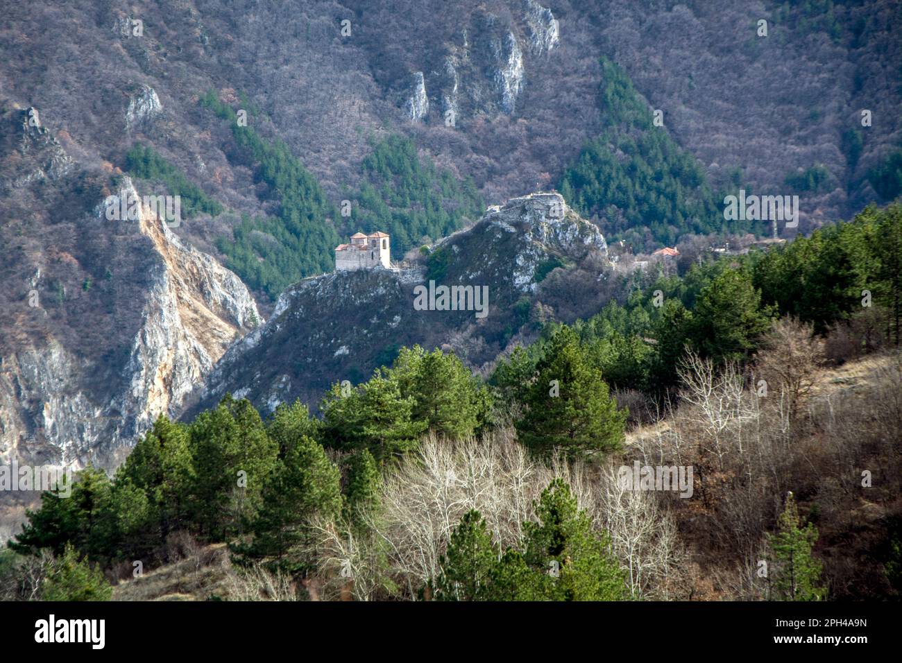 Ein Panoramablick auf das Rhodope-Gebirge und Asens Festung in der Nähe ...
