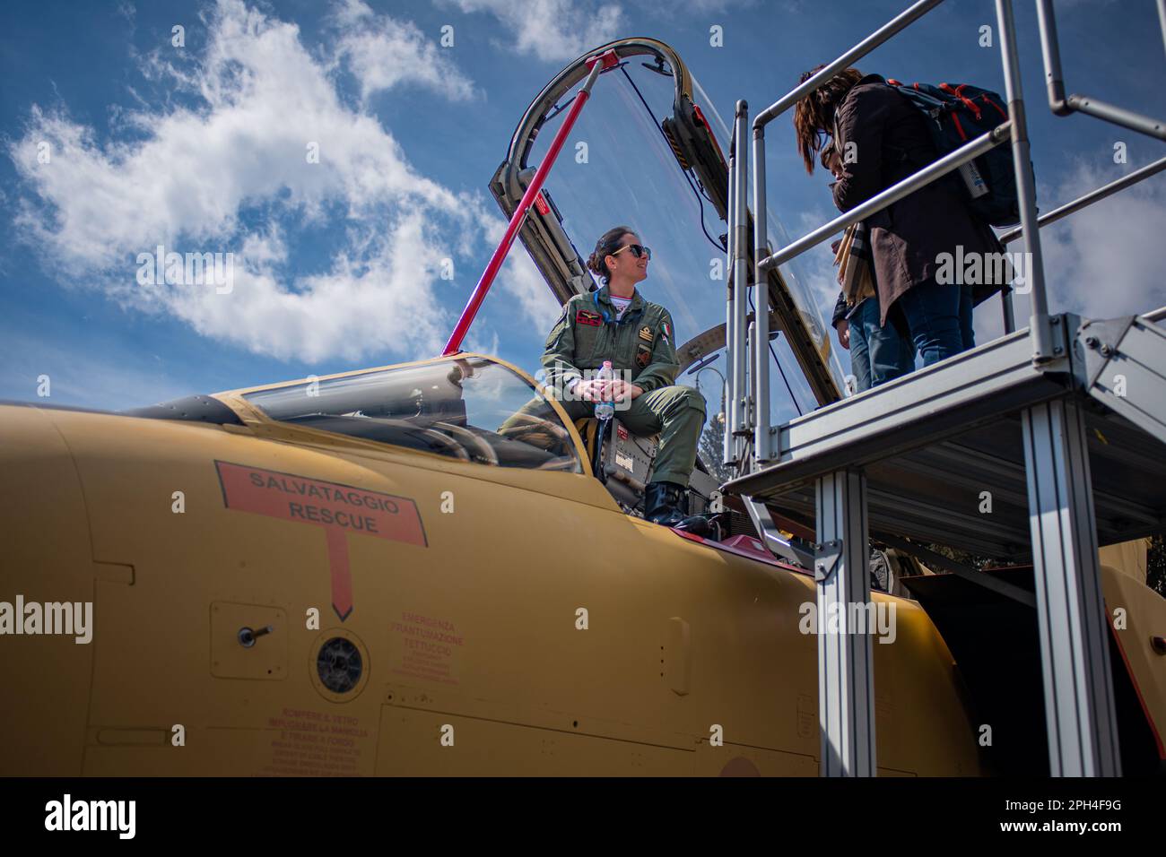 Leute, die an der hundertjahrfeier der italienischen luftwaffe in rom teilnahmen -Fotos und ...