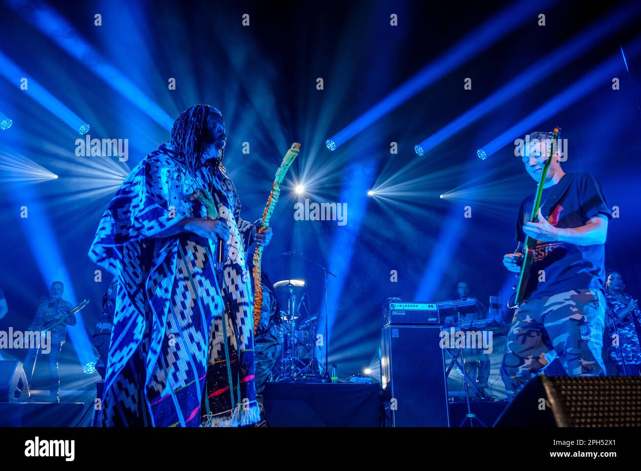 Der ivorische Reggae-Sänger Tiken Jah Fakoly tritt live in Brüssel auf ...