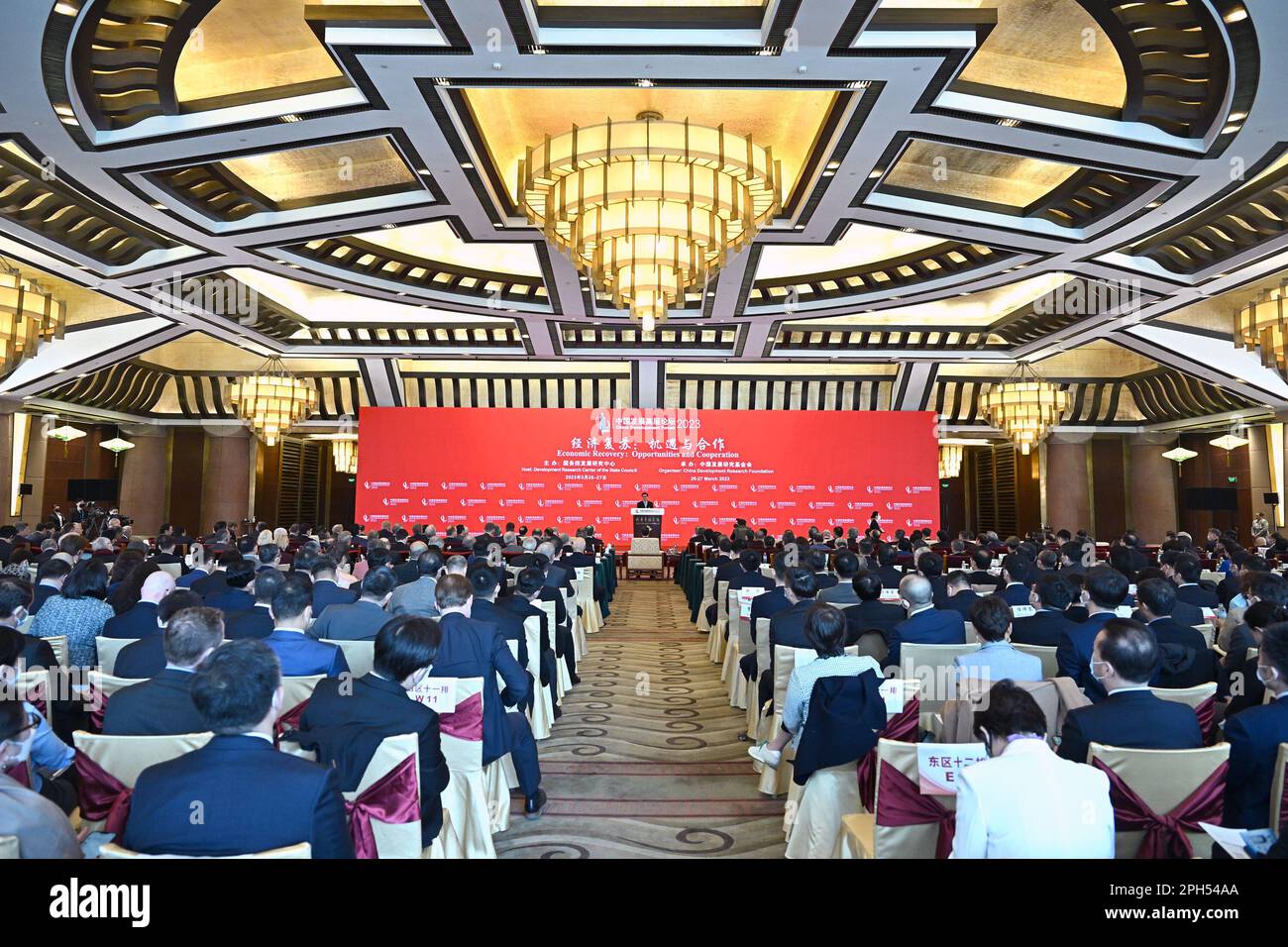 Peking, China. 26. März 2023. Dieses Foto zeigt die Eröffnungszeremonie ...