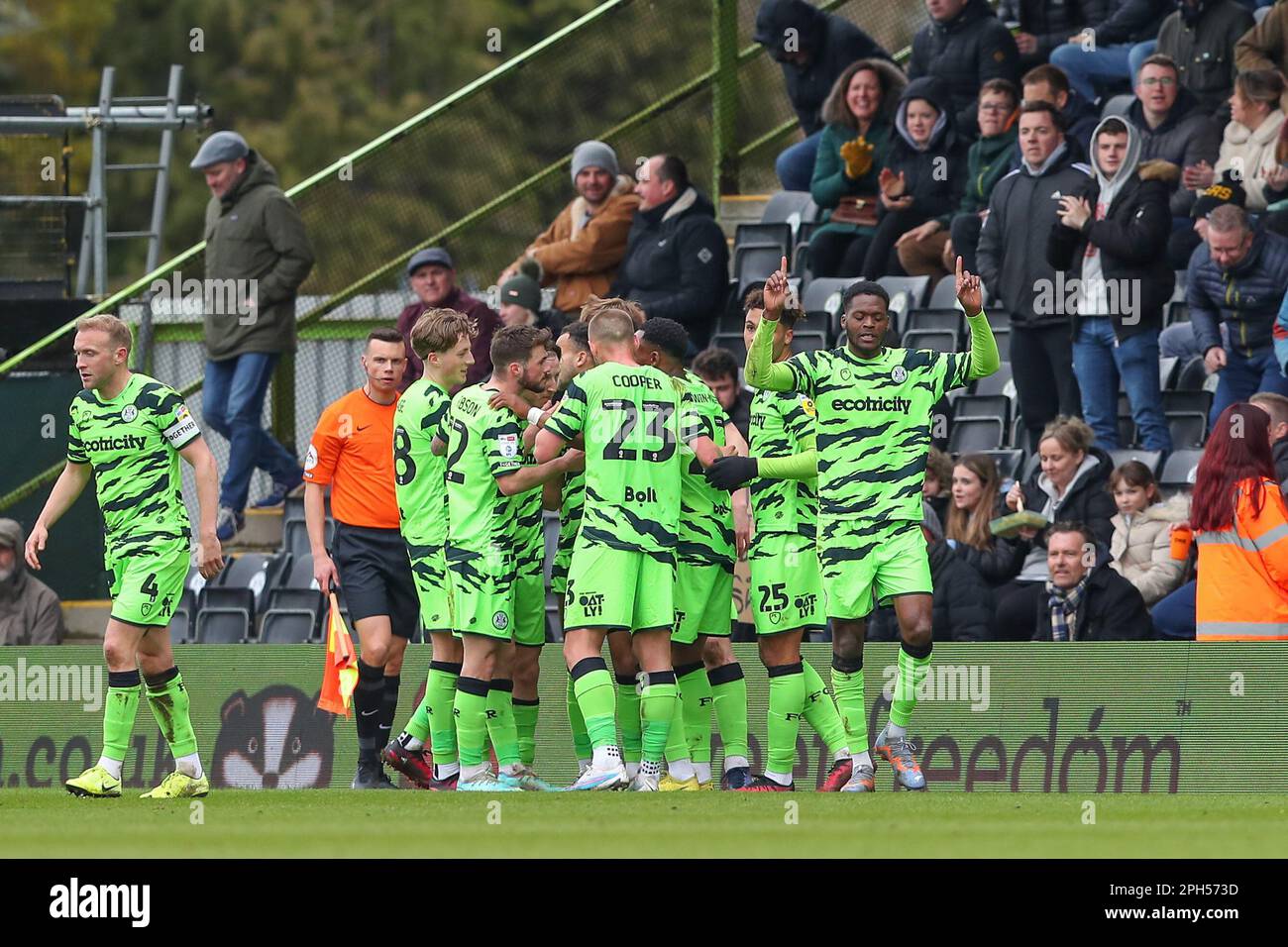 Jordan Garrick #11 von Forest Green Rovers feiert sein Ziel, es beim ...