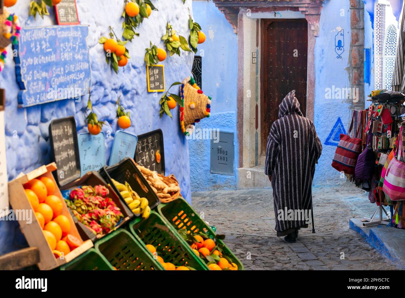 Chefchaouen street -Fotos und -Bildmaterial in hoher Auflösung – Alamy