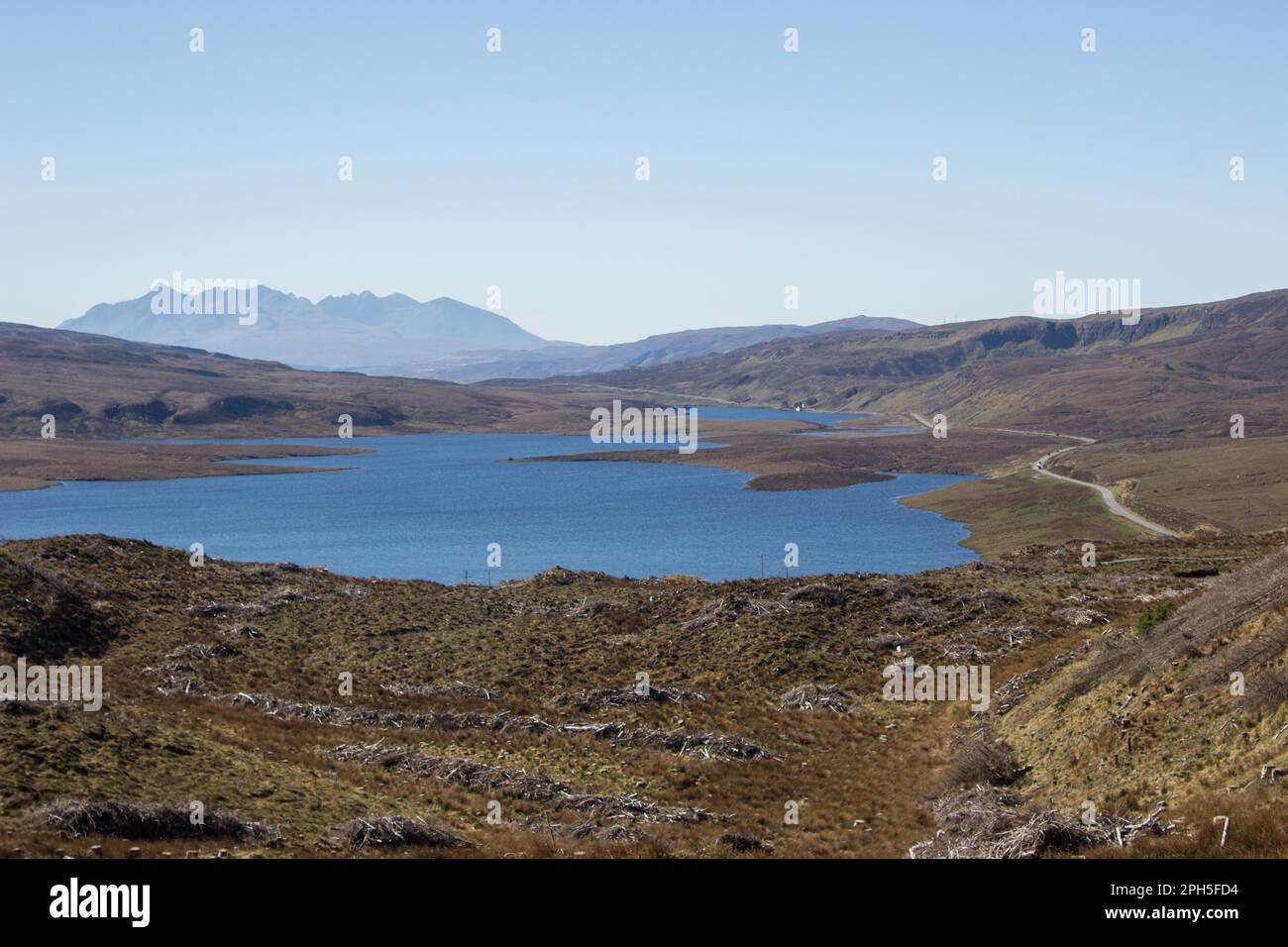 Die Straße verläuft neben dem Loch Leaven der Isle of Sky in Schottland ...
