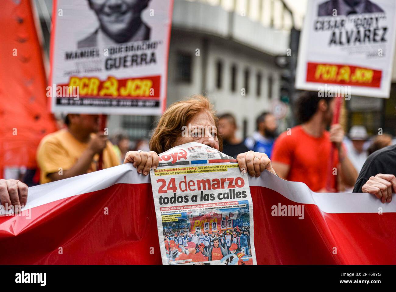 24 März 2023 Una Mujer Mayor Sostiene Un Periódico Con El Tà Tulo