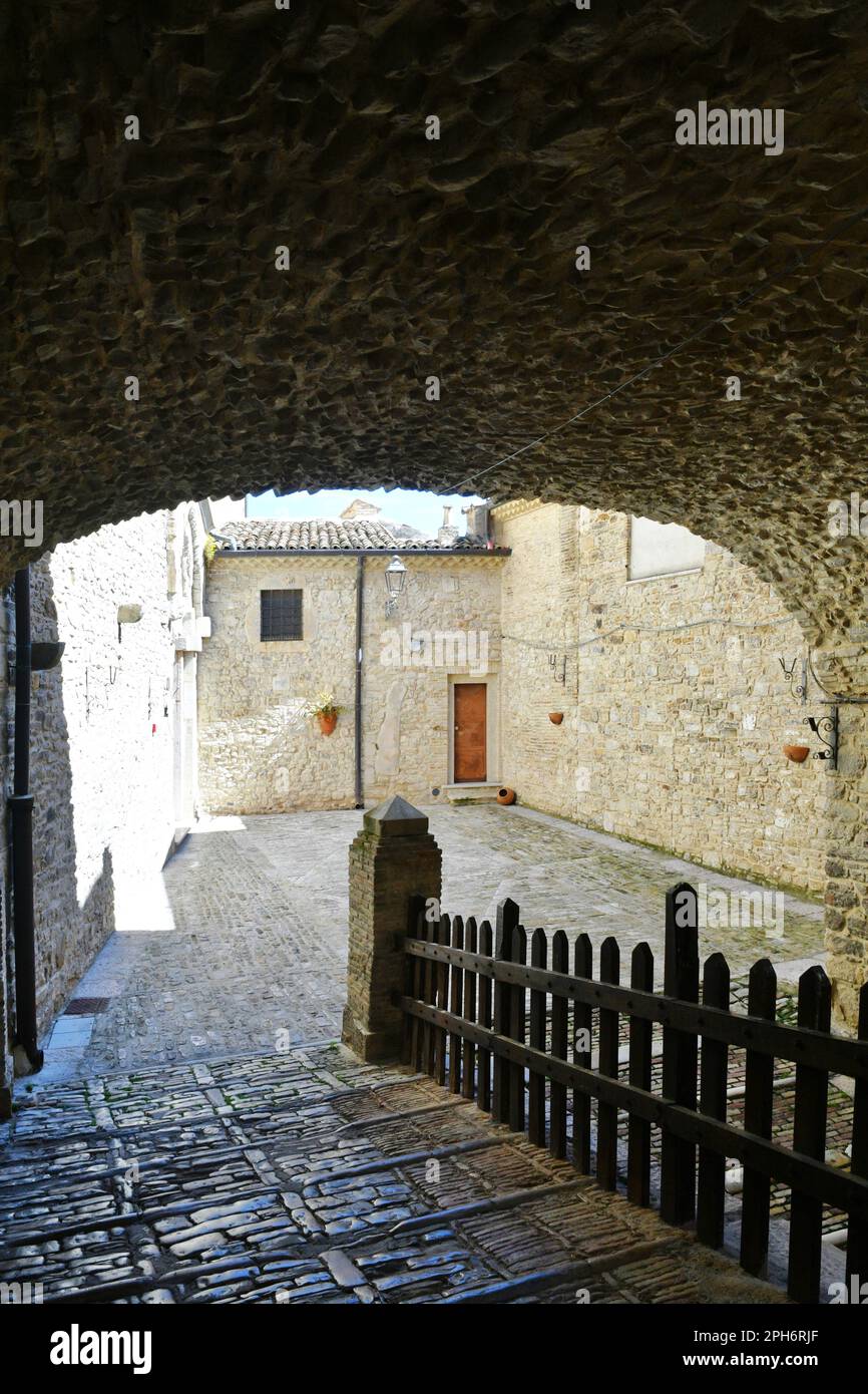 Eine enge Straße inmitten der alten Häuser von Pietramontecorvino ...