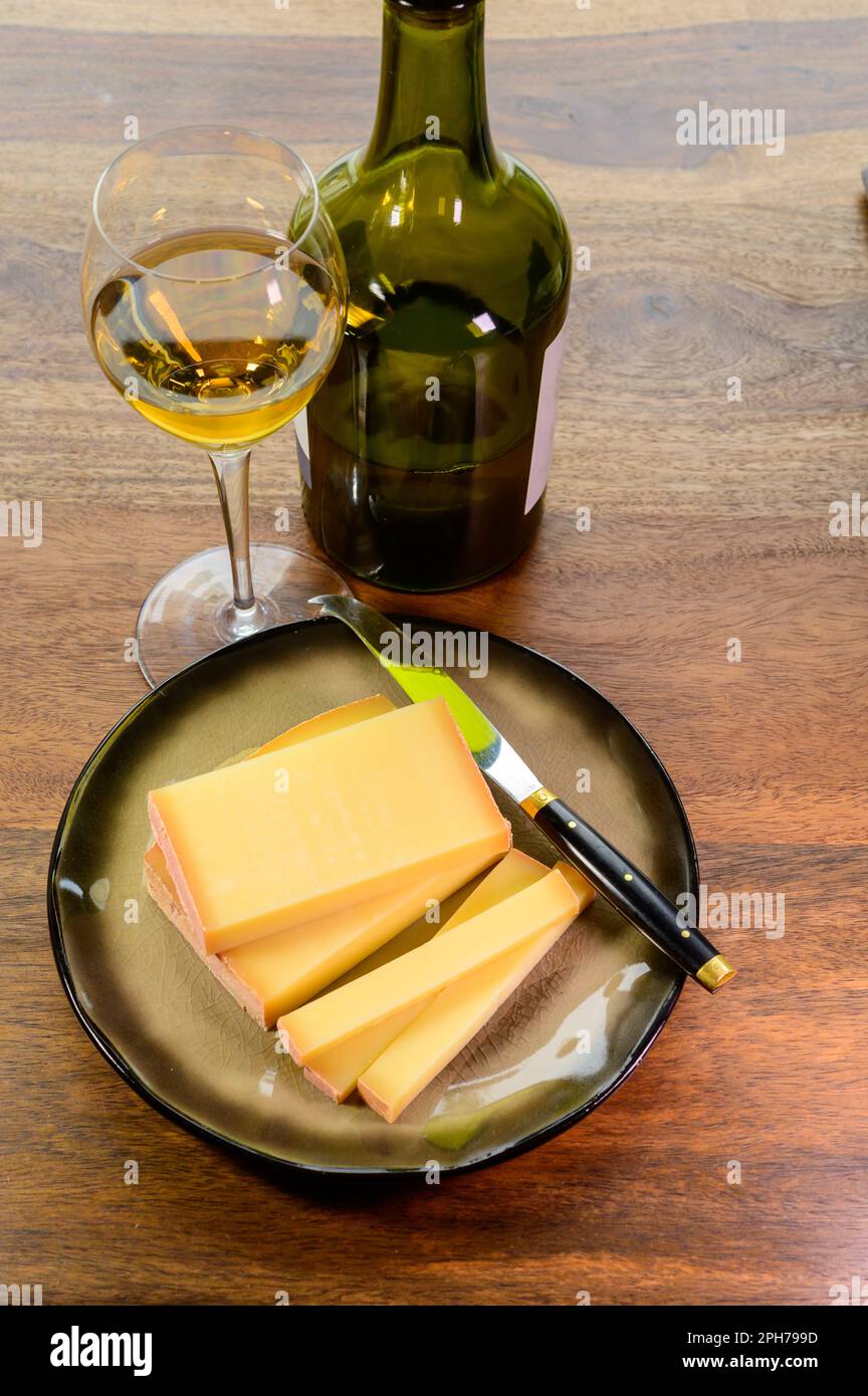 Wein- und Käsekombination, lokaler Comte-Käse aus der Region Franche ...