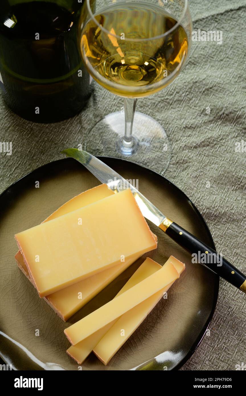 Wein- und Käsekombination, lokaler Comte-Käse aus der Region Franche ...