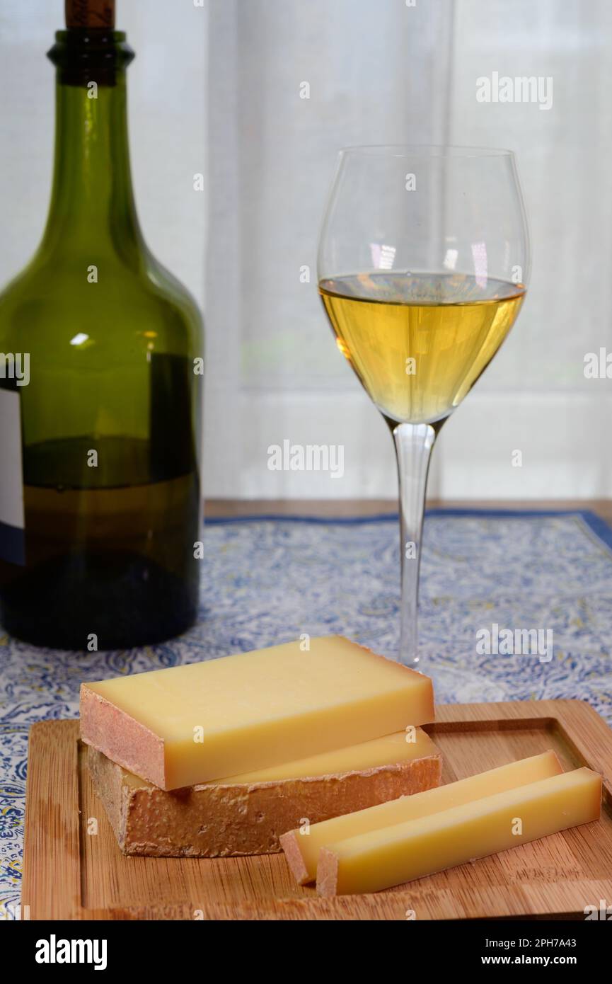Wein- und Käsekombination, lokaler Comte-Käse aus der Region Franche ...