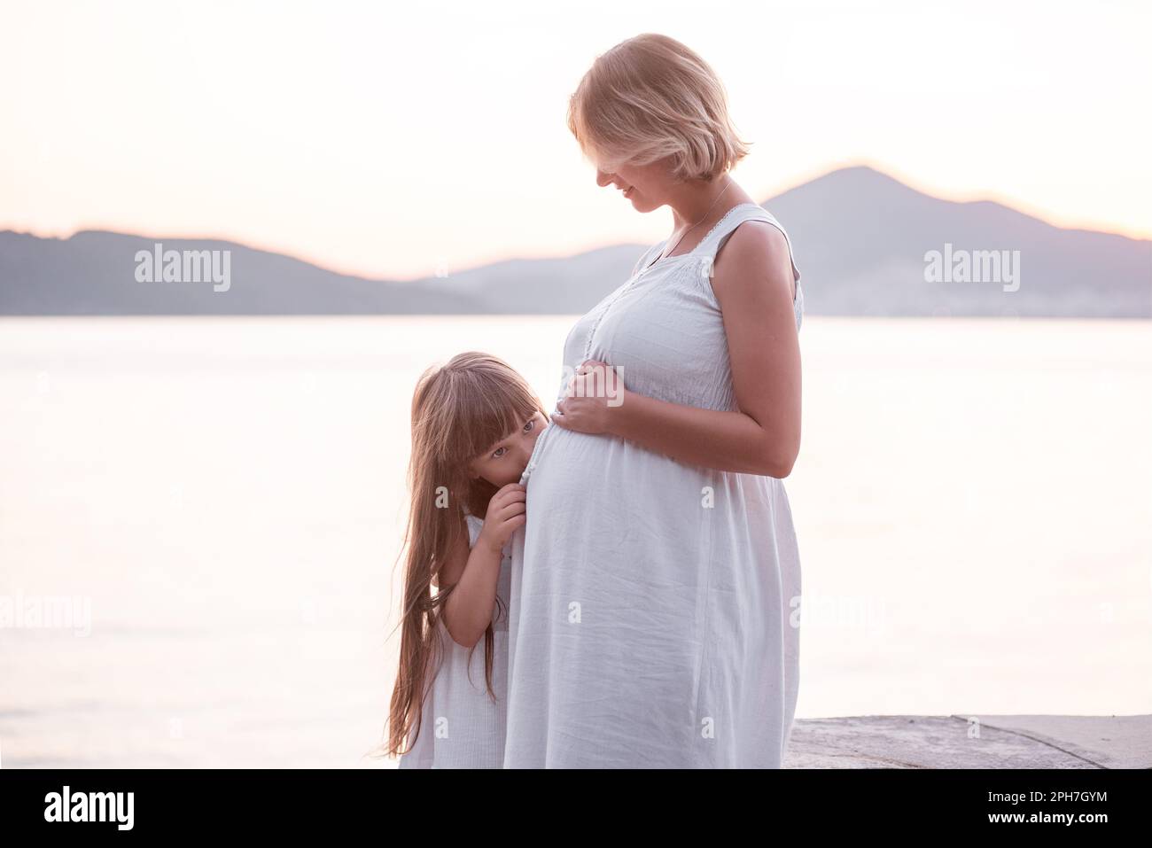 Schwangere mutter tochter -Fotos und -Bildmaterial in hoher Auflösung – Alamy