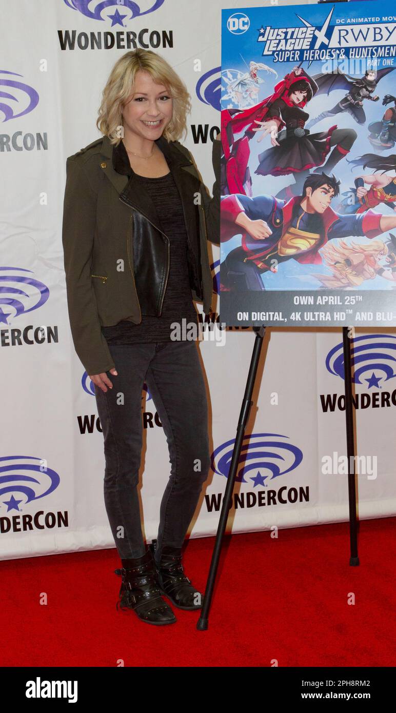 Kara Eberle kommt im Pressesaal für „Justice League x RWBY: Super Heroes & Huntsman, Part One ...