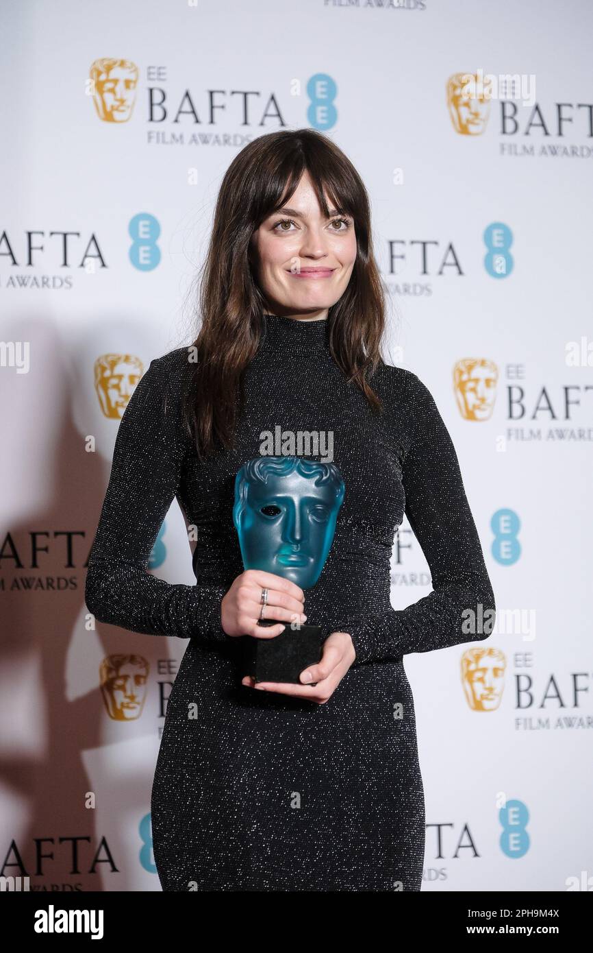 Ee rising star award emma mackey -Fotos und -Bildmaterial in hoher ...