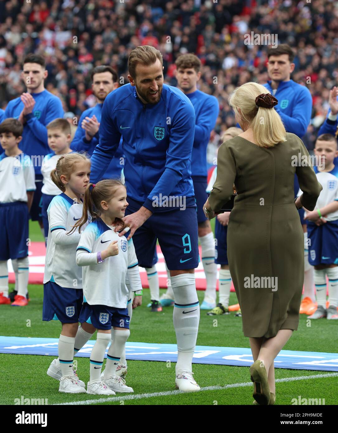Harry Kane aus England mit Kindern, Vivienne Jane Kane und Ivy Jane ...