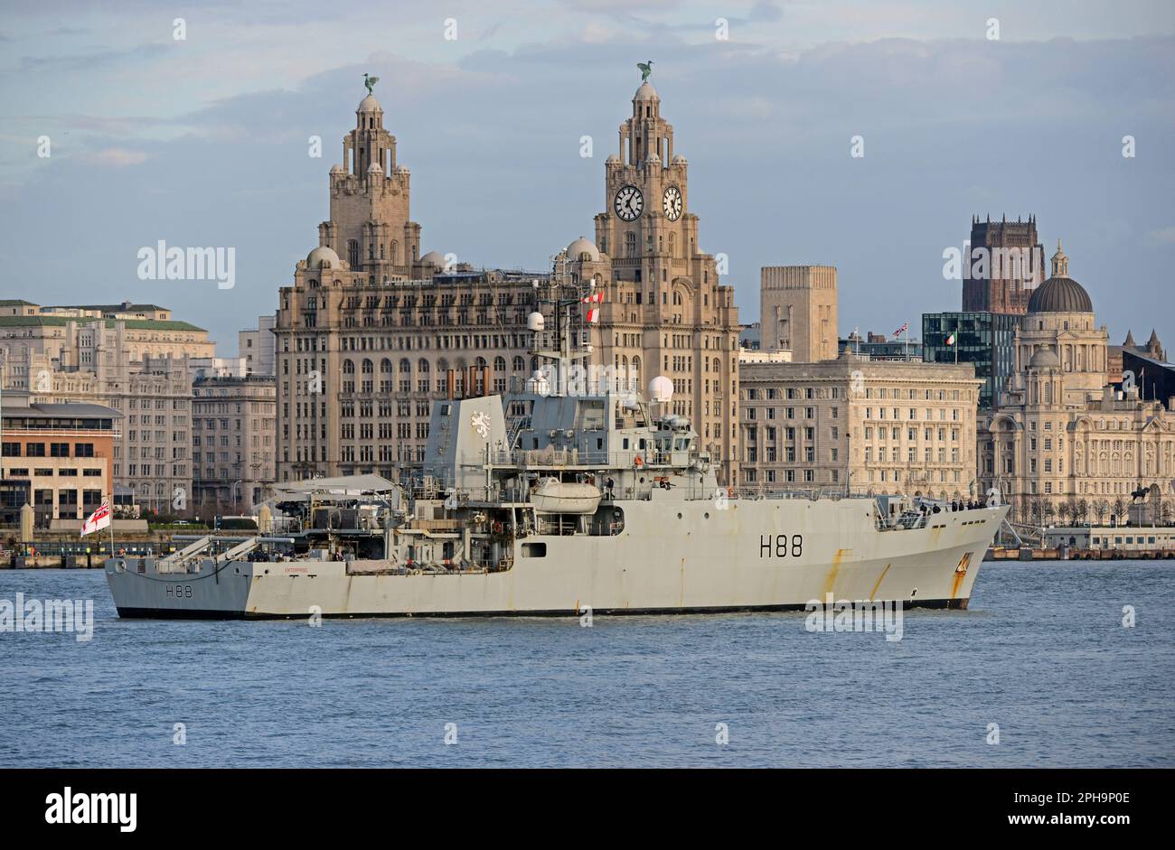HMS ENTERPRISE, die vom Pier Head auf dem FLUSS MERSEY ankommt und zum ...