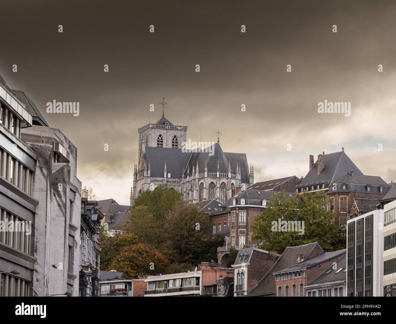 Bild der Lüttich-Kathedrale am Nachmittag. Lüttich-Kathedrale, sonst St ...
