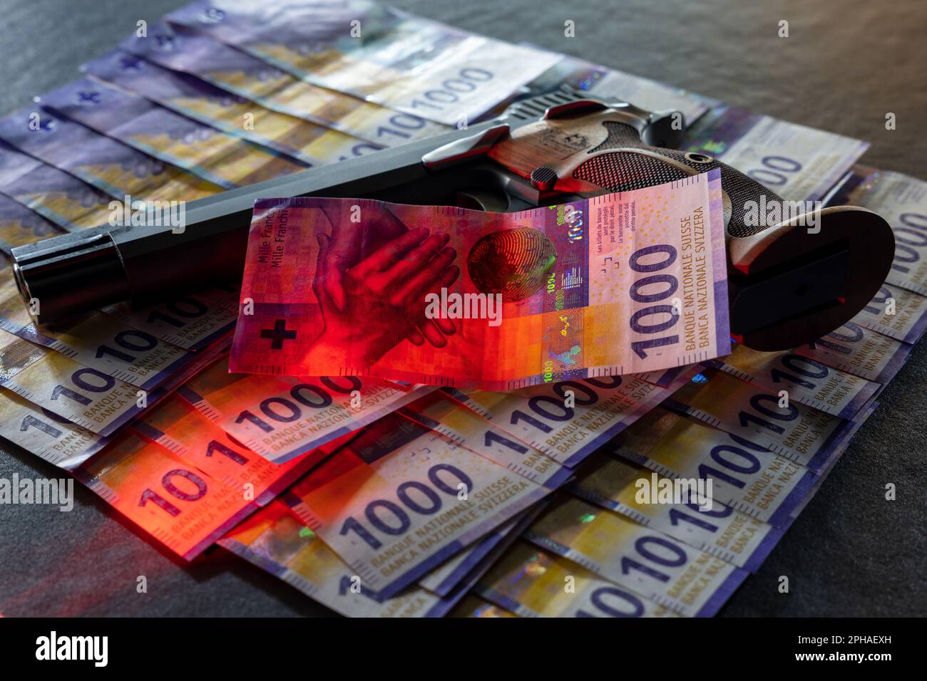 Elegante halbautomatische 9mm-Pistole mit Schweizer Helvetia-Symbol auf ...