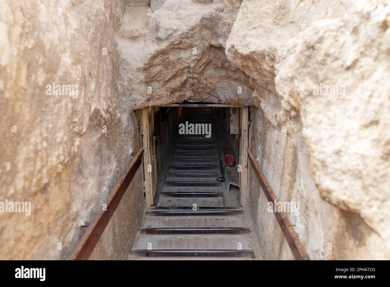 Die Rampe am Eingang zur Pyramide von Chephren führt hinunter zur Grabkammer bei den Pyramiden ...