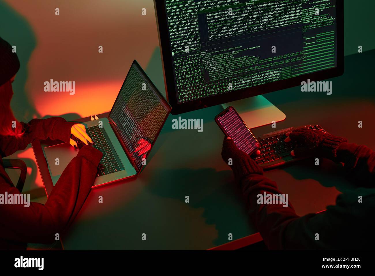 Anonyme Menschen benutzen Computer und Programmierung, um Code zu knacken. Cyberbedrohung ...