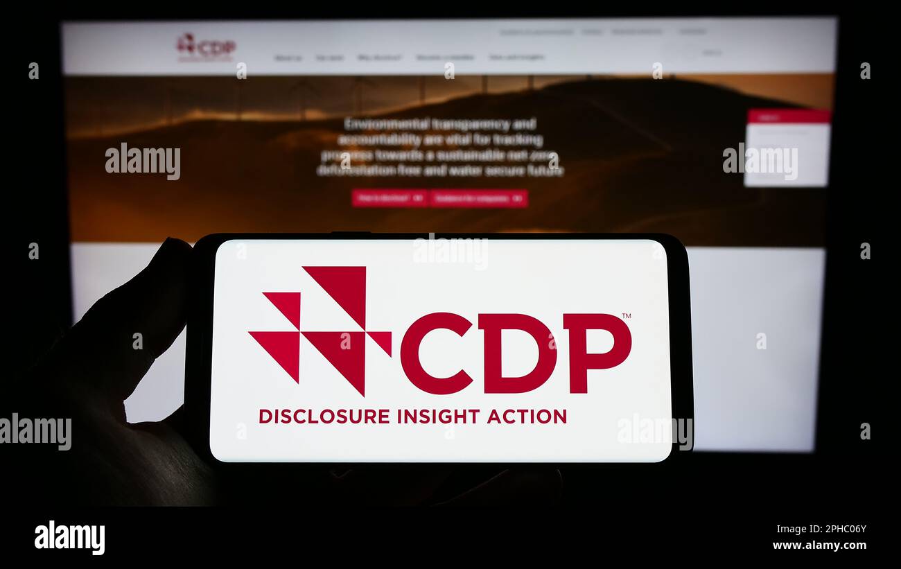 Person, die ein Smartphone mit dem Logo der Organisation Carbon ...