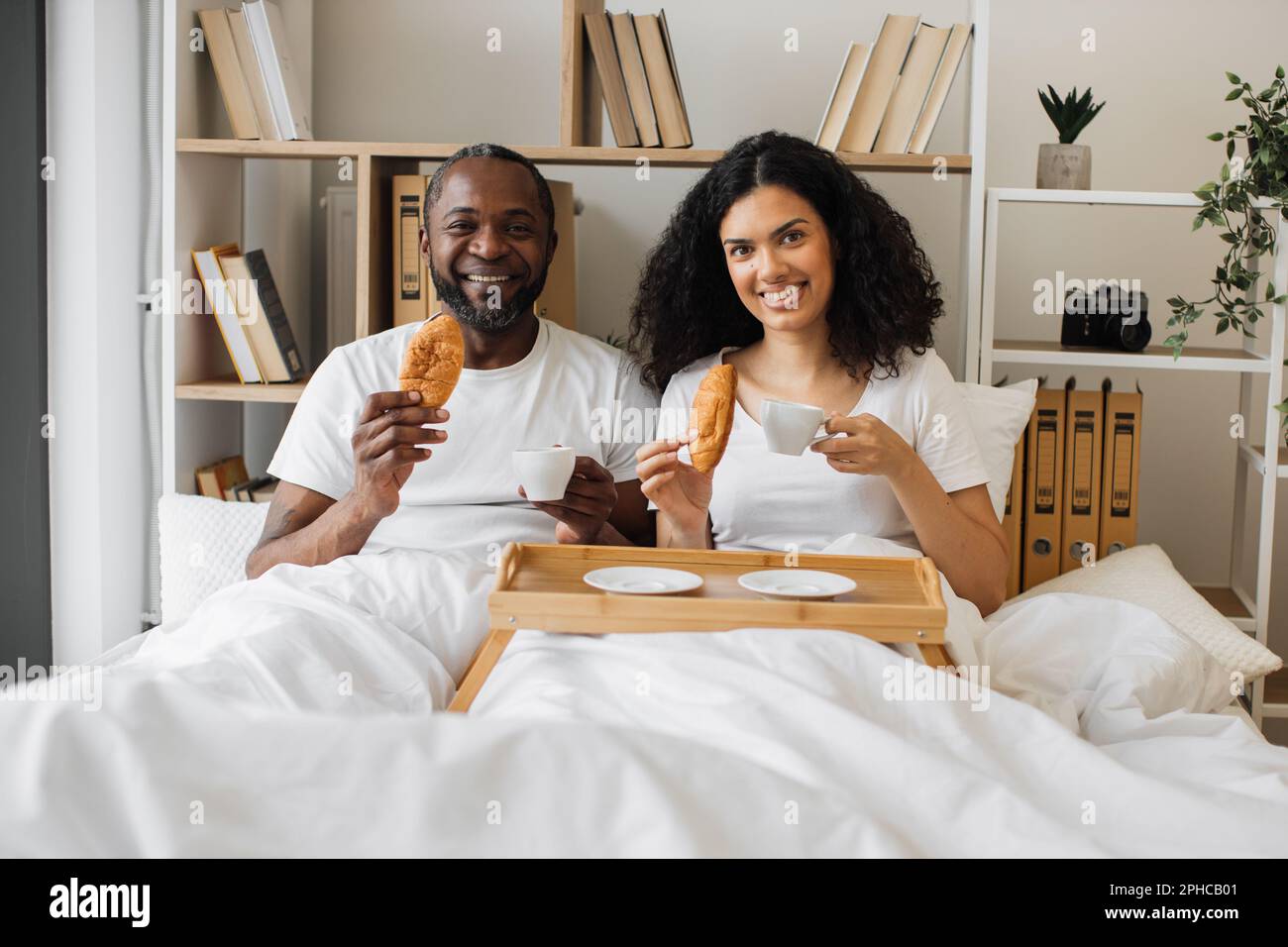 Attraktiver, multiethnischer Ehemann und wunderschöne Ehefrau, die sich ...