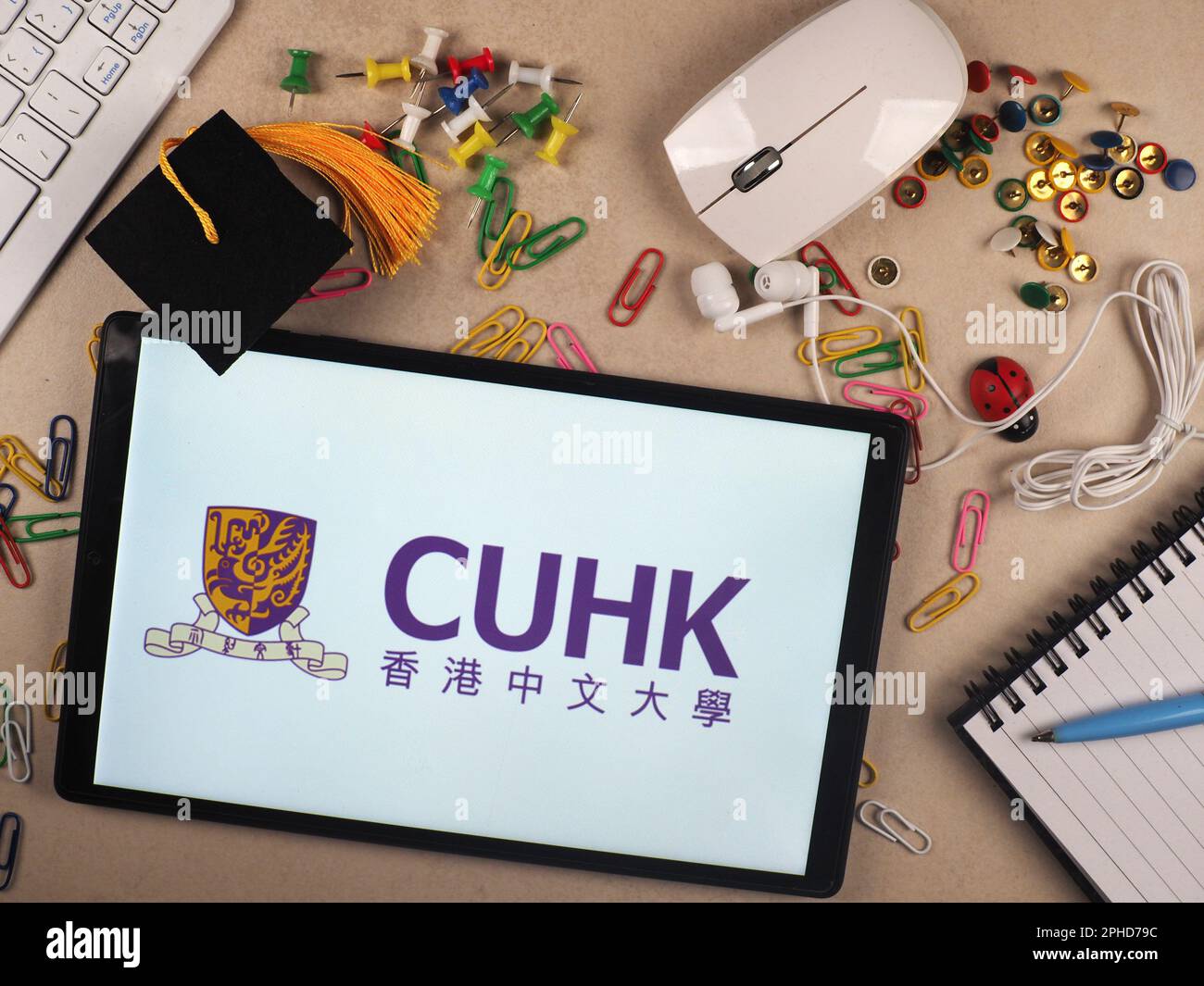 In dieser Fotoabbildung wird das CUHK-Logo (Chinese University of Hong Kong) auf einem Tablet ...