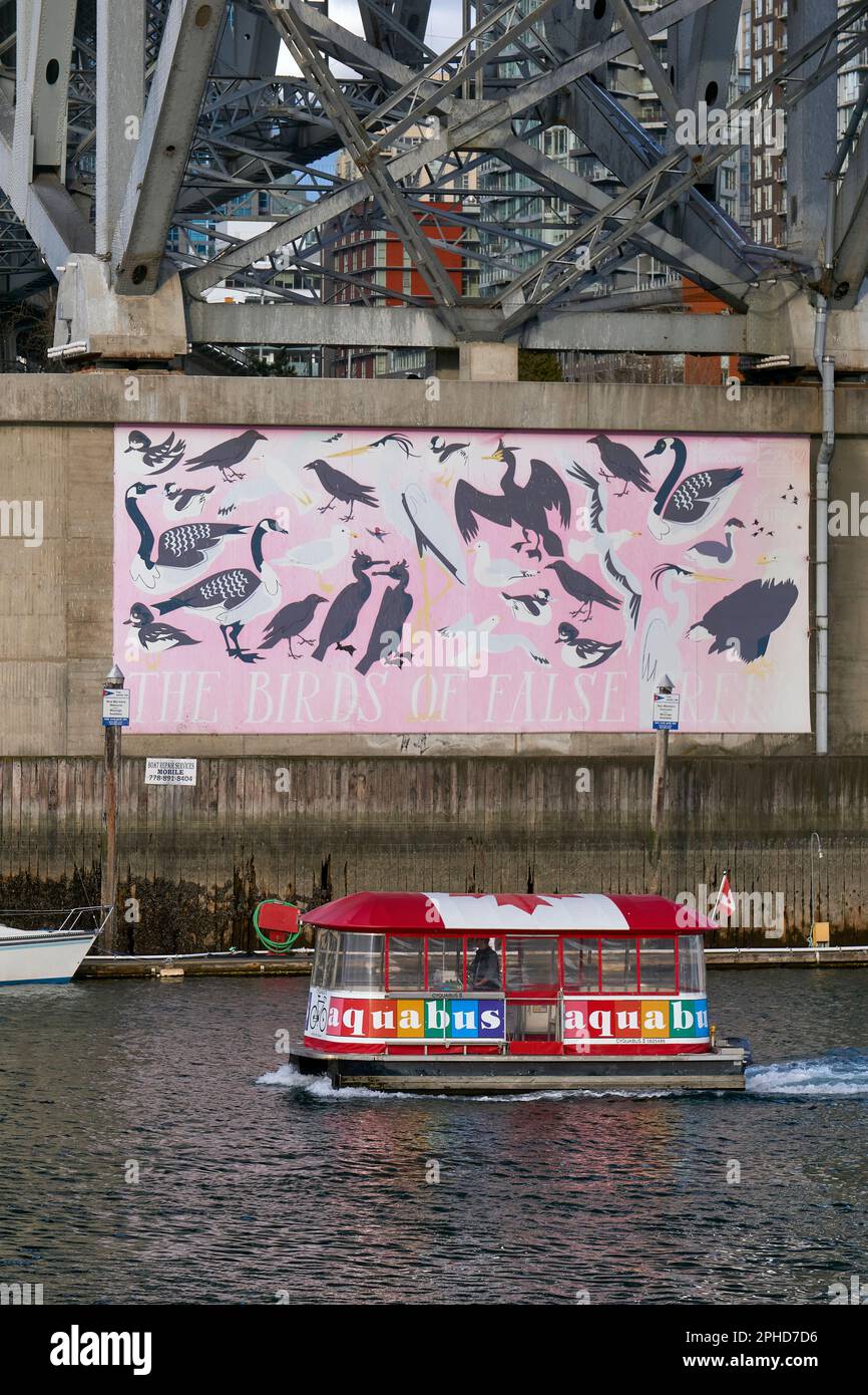 Aquabus-Fähre, die unter der Granville Street Bridge vorbeifährt und ...