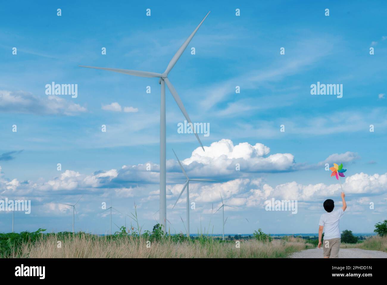 Progressiver junger asiatischer Junge, der mit dem Windrad spielt, auf ...